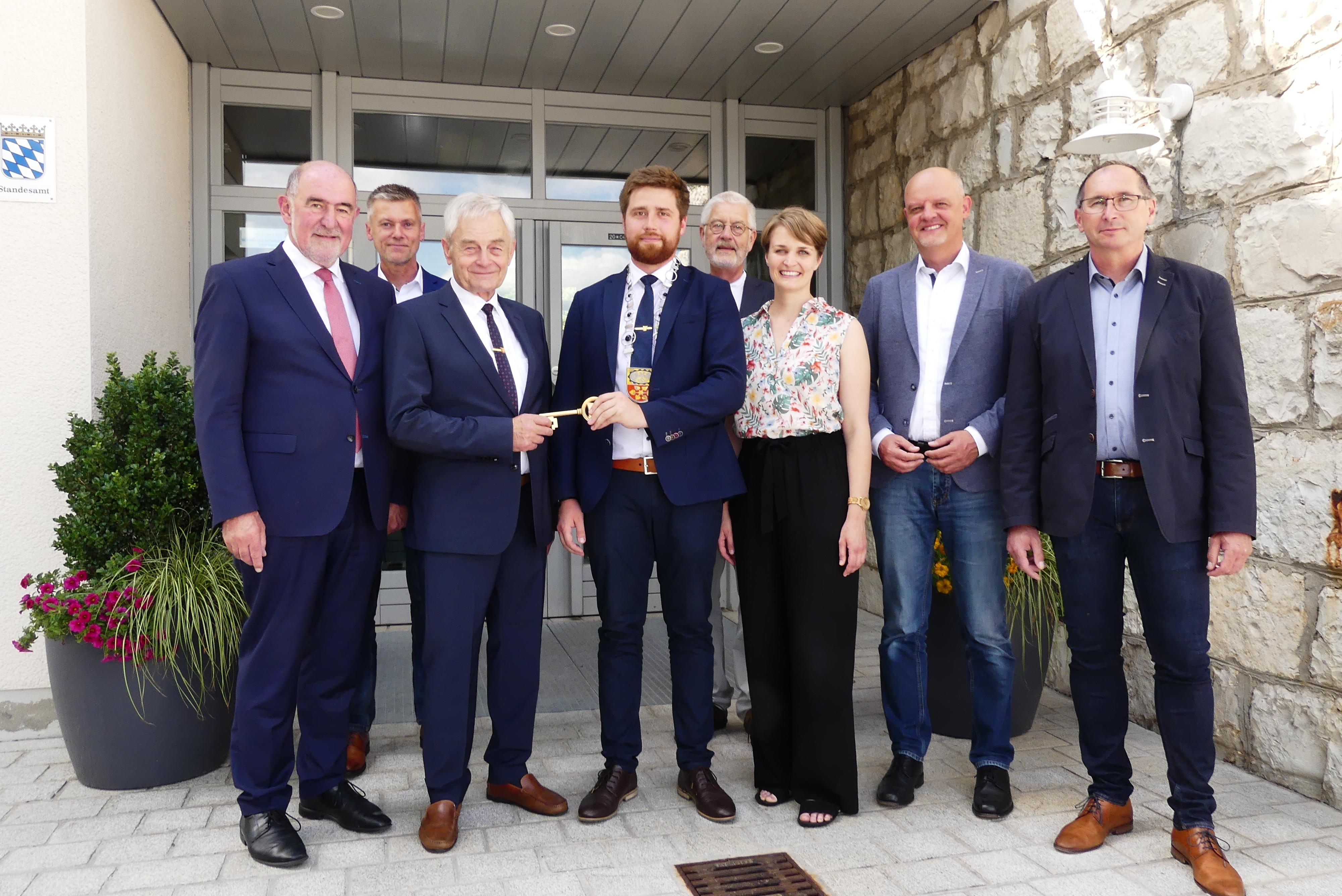Andreas Steiner erhält den Schlüssel vom Seubersdorfer Rathaus