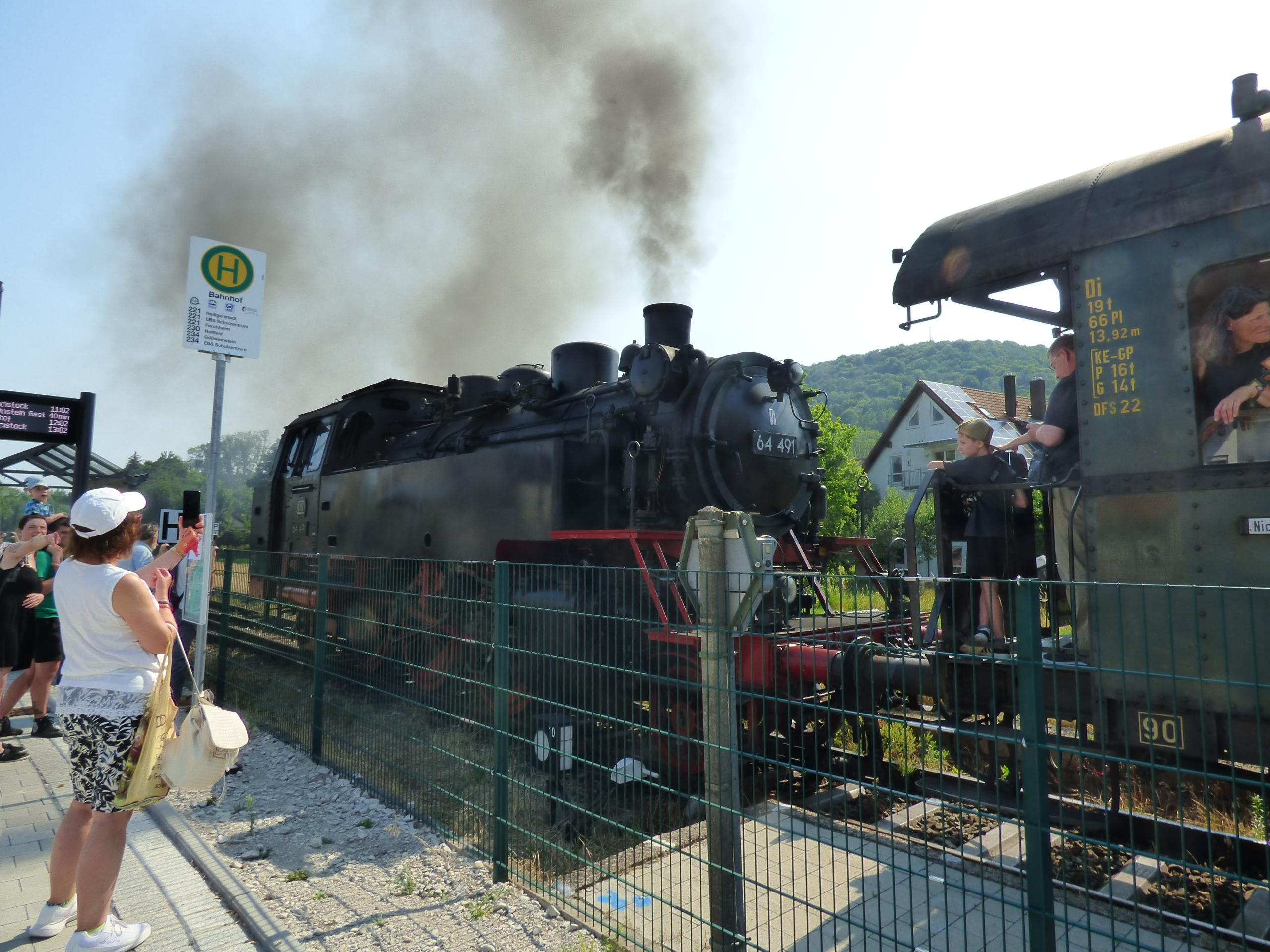 Fränkische Schweiz: Dampflok begeistert Eisenbahnfans in Ebermannstadt ...
