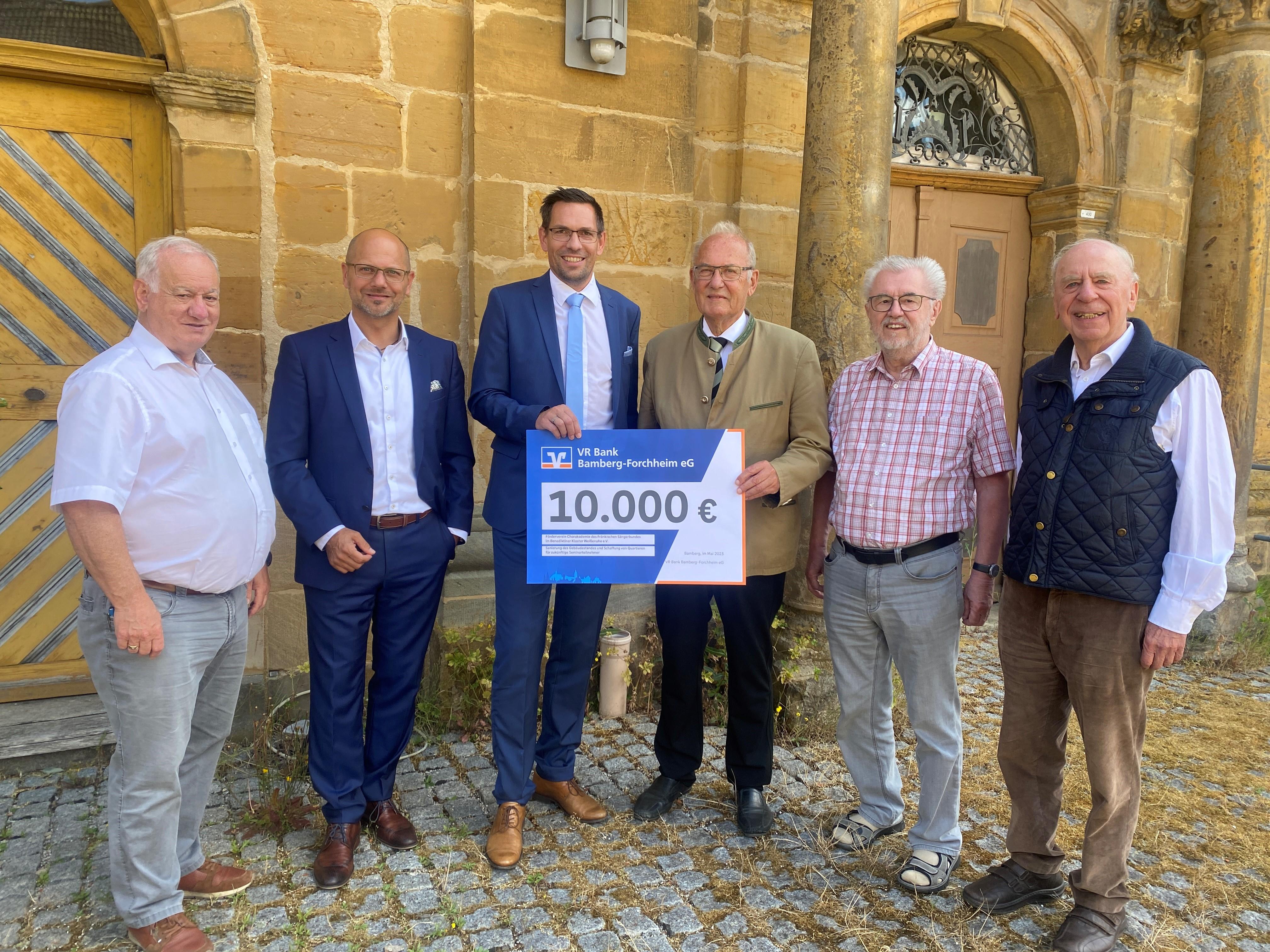 Volksbank spendet für den Umbau des Klosters Weißenohe zur Chorakademie
