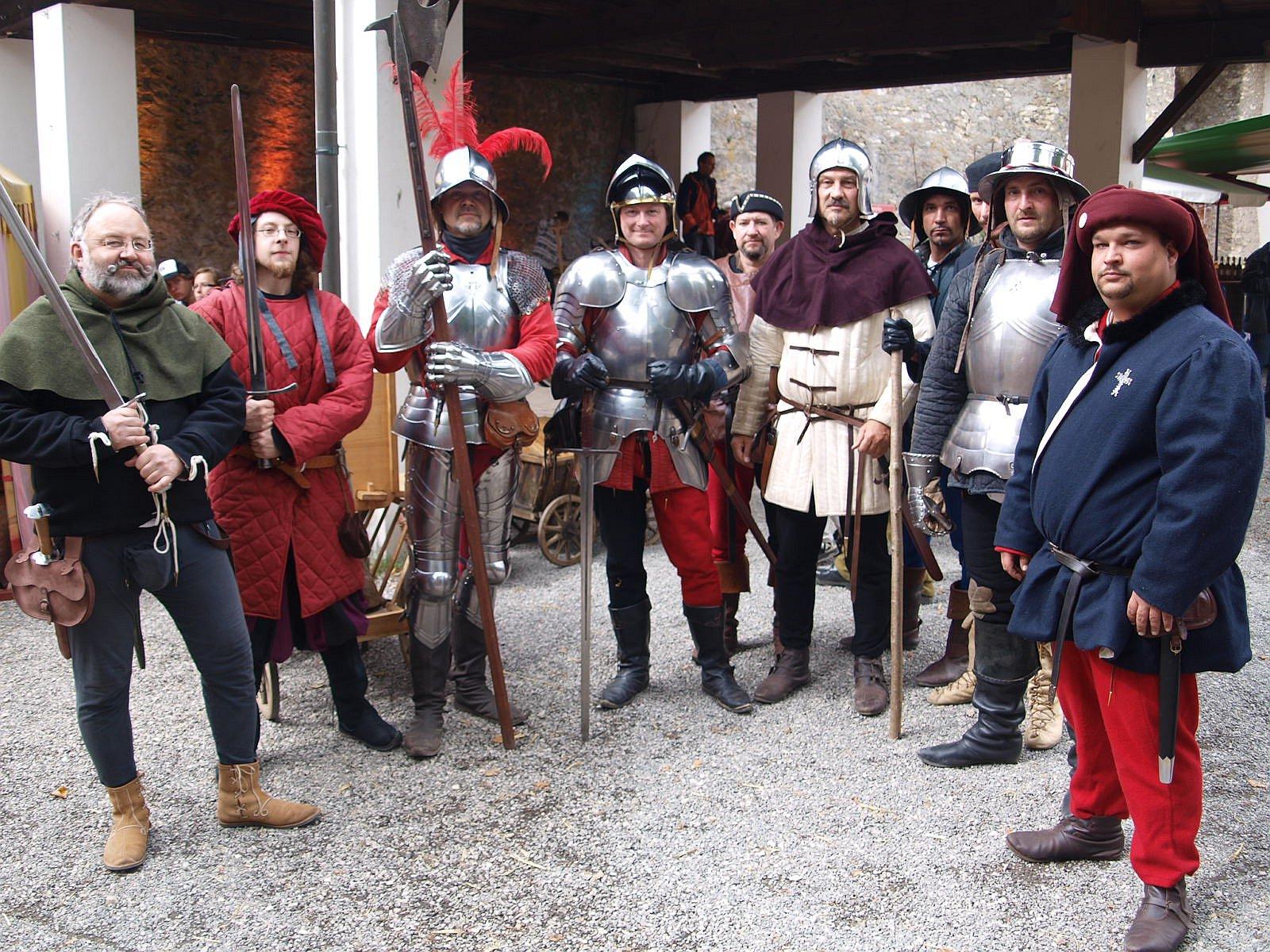 Ritter und Gaukler in der Burg