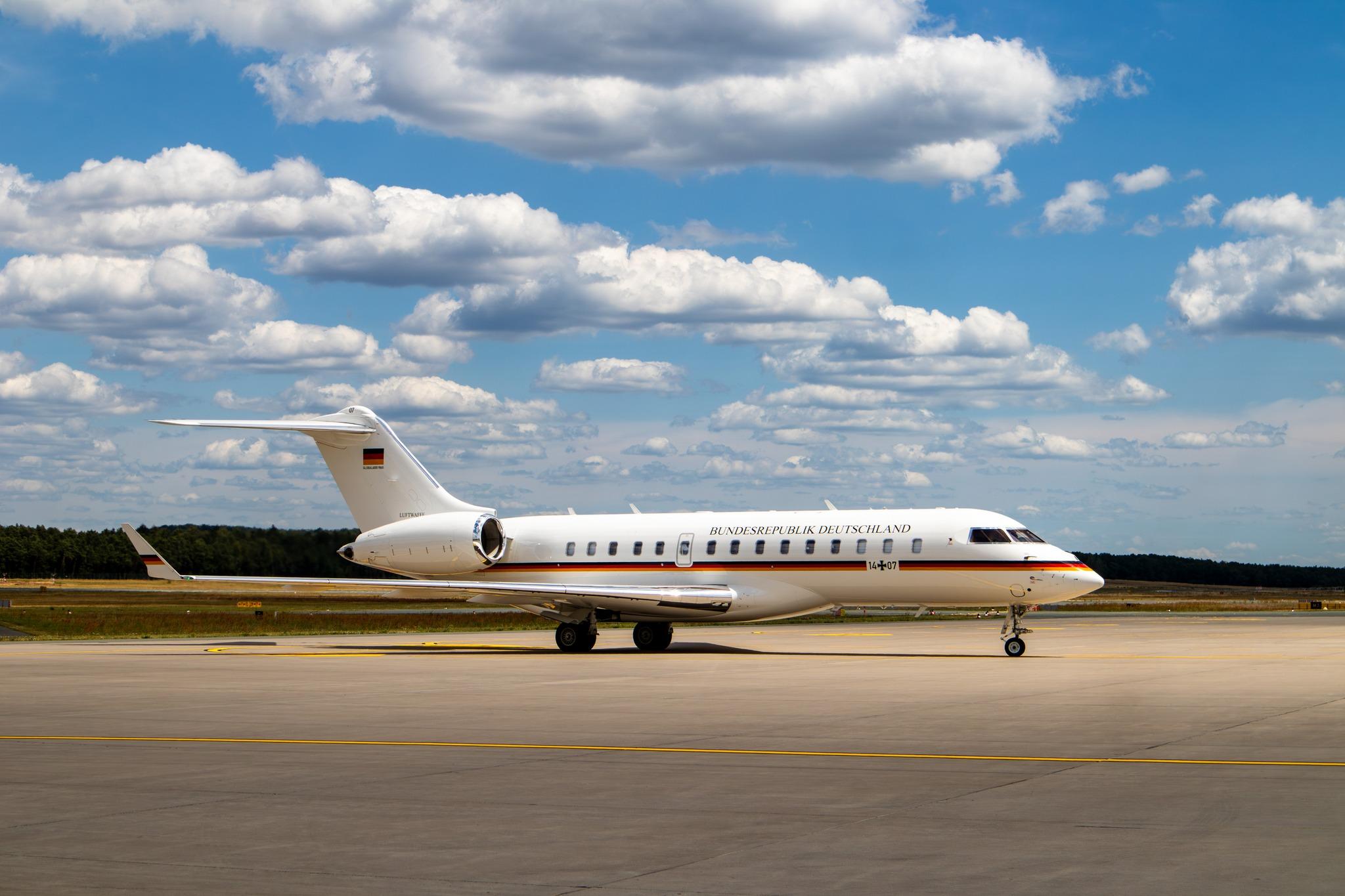 Kanzler-Jet am Airport gesichtet: Das hat es mit der Stippvisite in ...