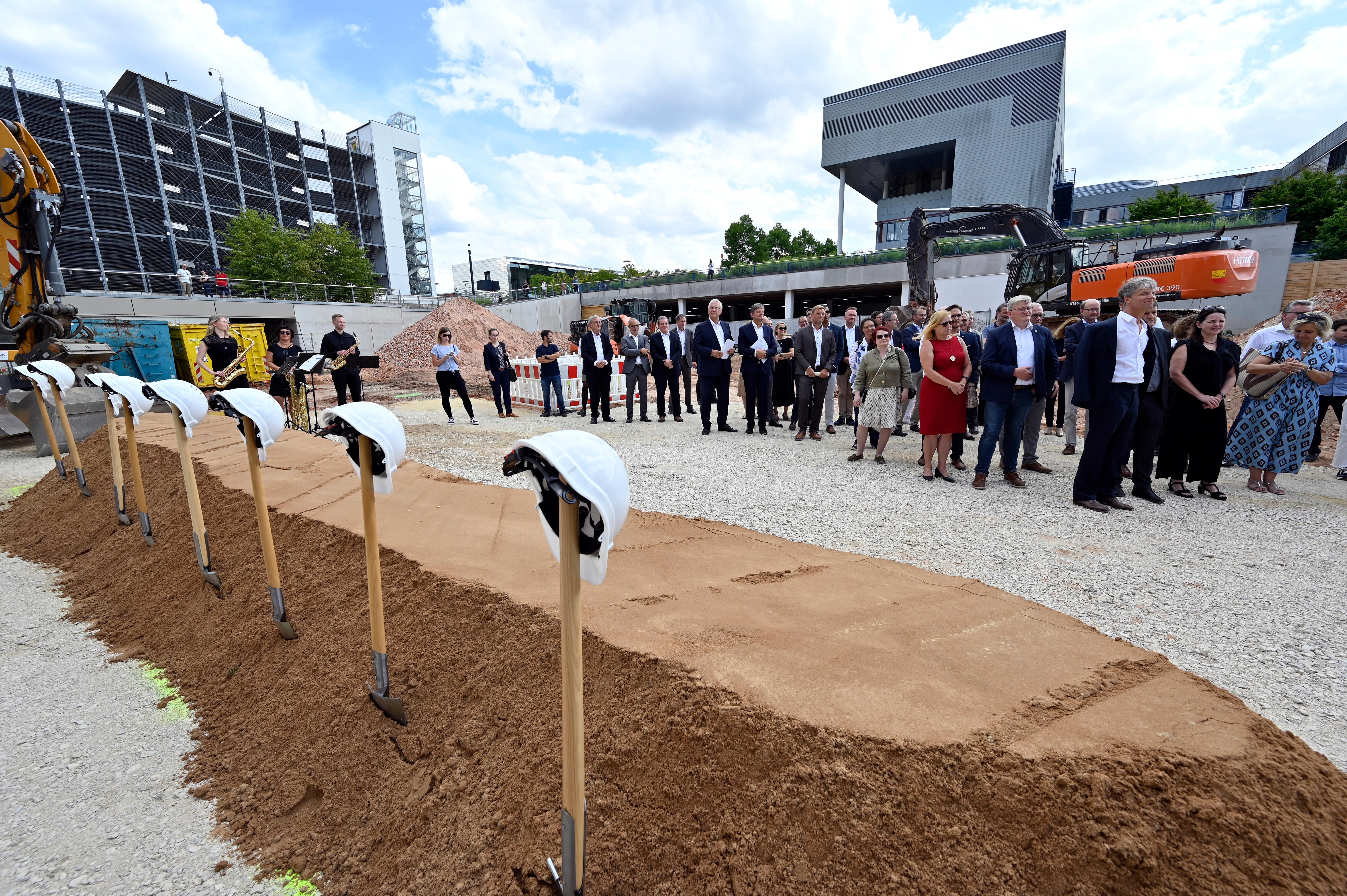 Wo ein Teil der "Hupfla" stand: Spatenstich für Klinik-Forschungsneubau ...