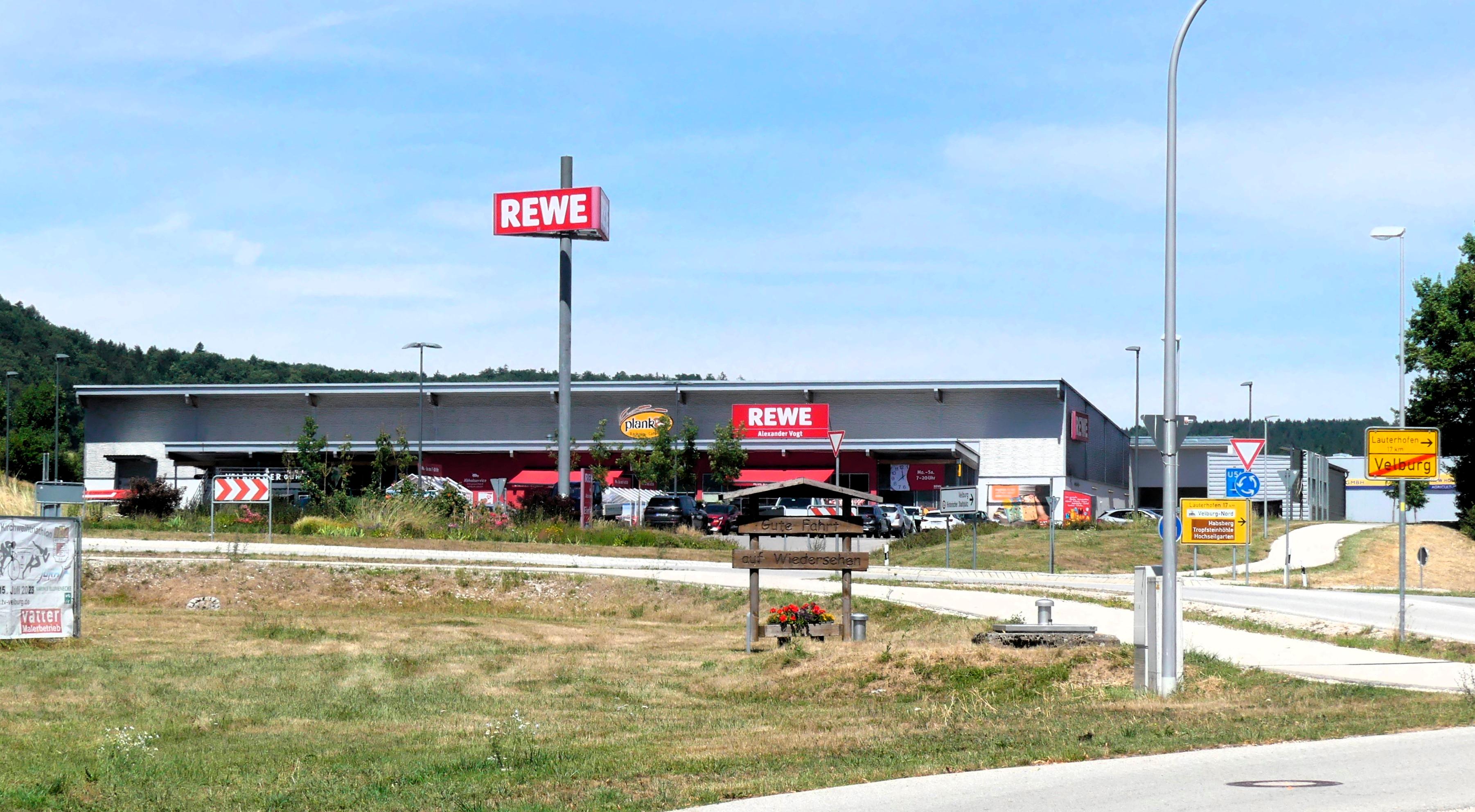 Außenverkauf, Getränkemarkt, Leergut: Der Velburger Rewe vergrößert sich