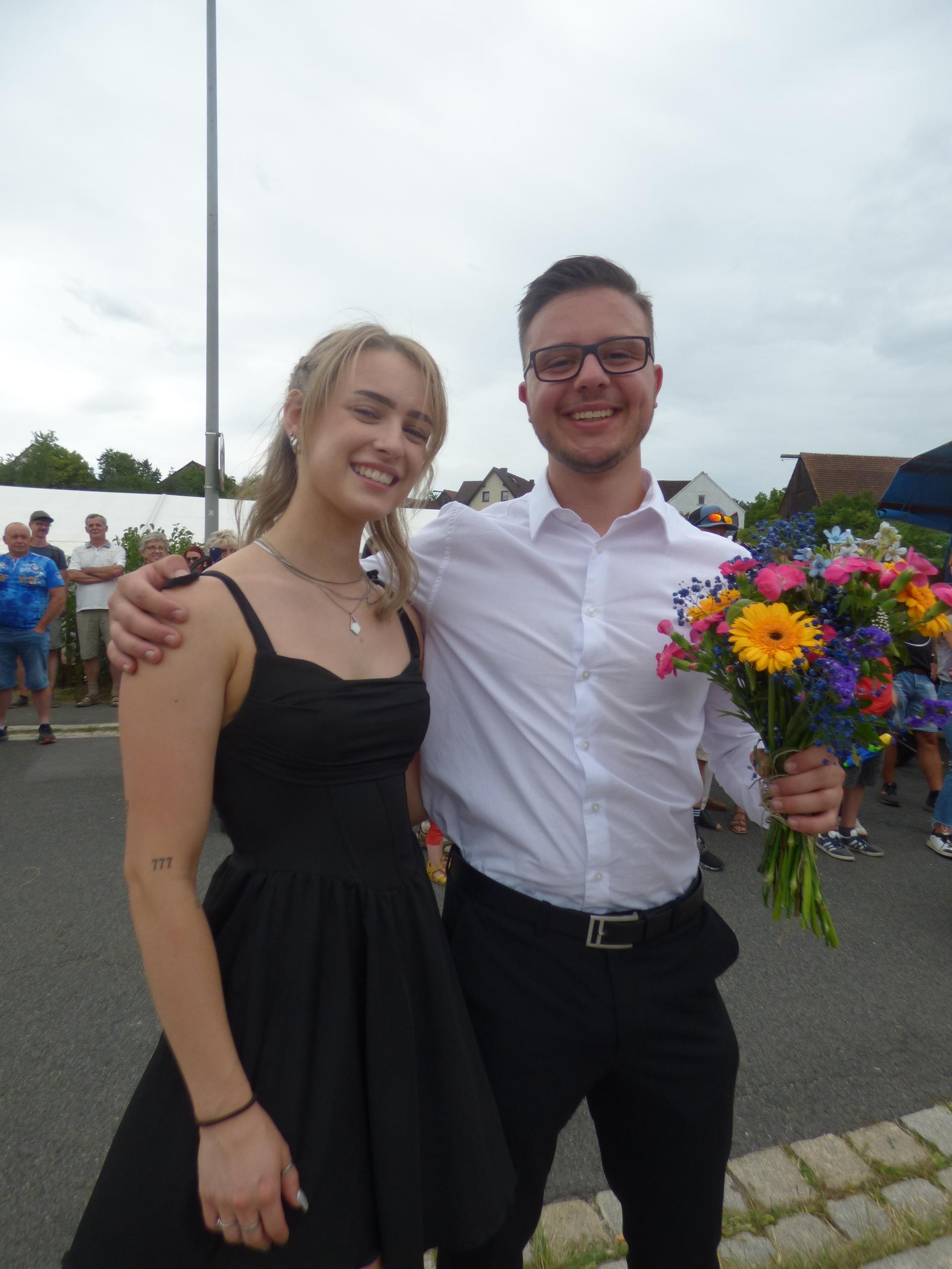 19 schick gekleidete Kirwa-Paare tanzten in Bronn den Baum aus