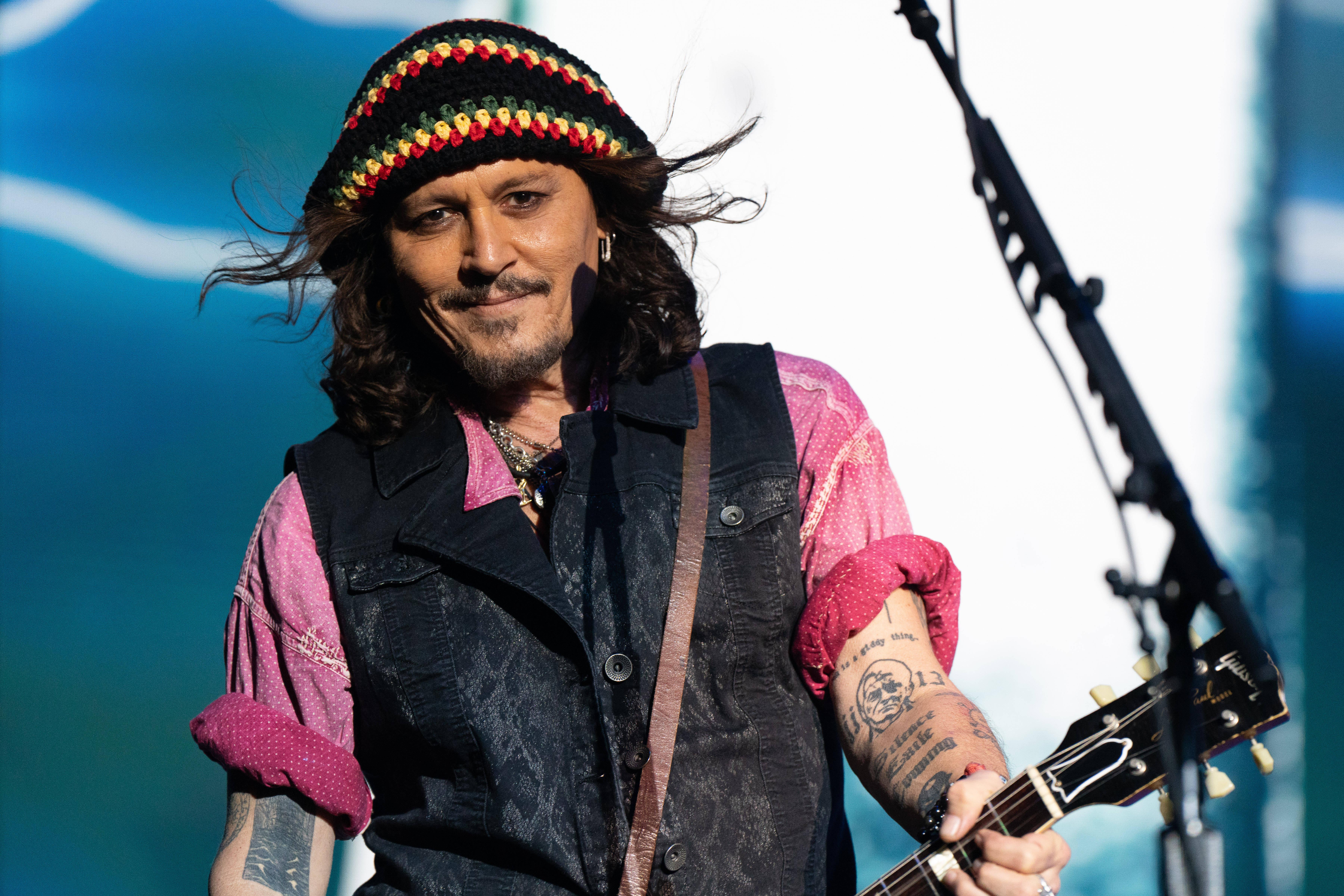 Tausende Fans warteten auf ihn: Johnny Depp wohl bewusstlos in ...