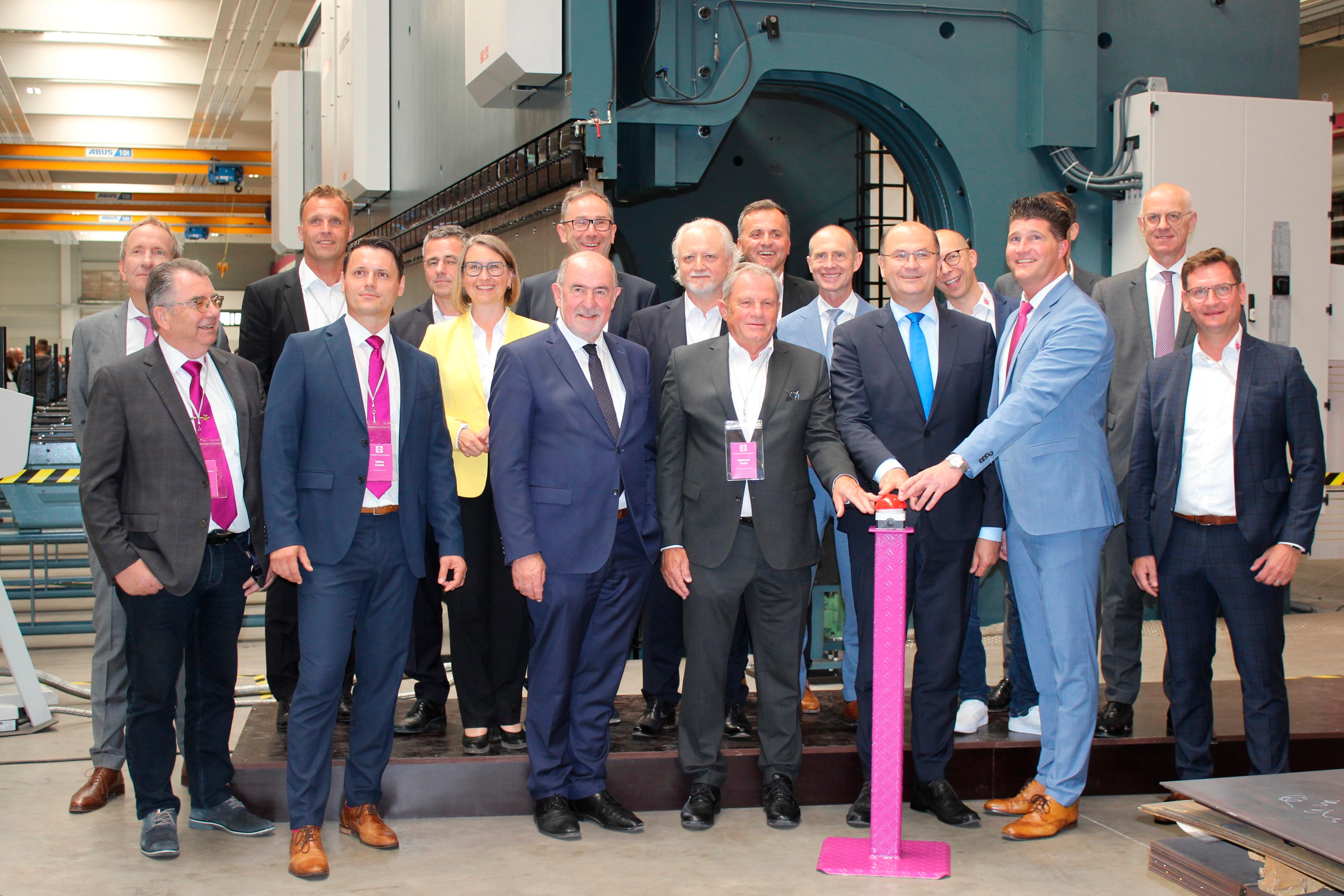 Mit Torwart-Legende und Minister: Fuchs Europoles weiht neue Stahlmast ...