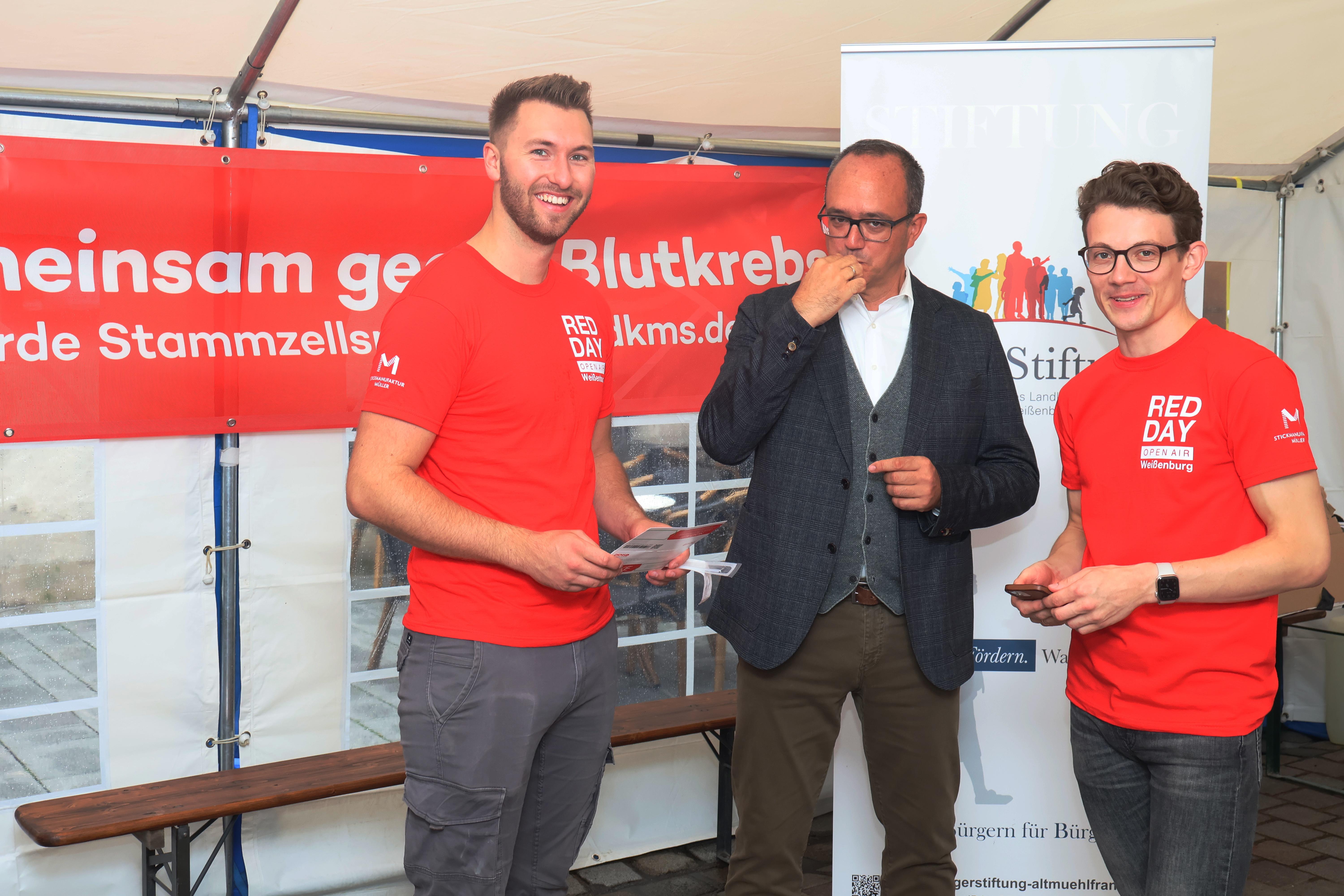 Landrat Westphal brachte 2000 Euro für die DKMS - und ließ sich typisieren