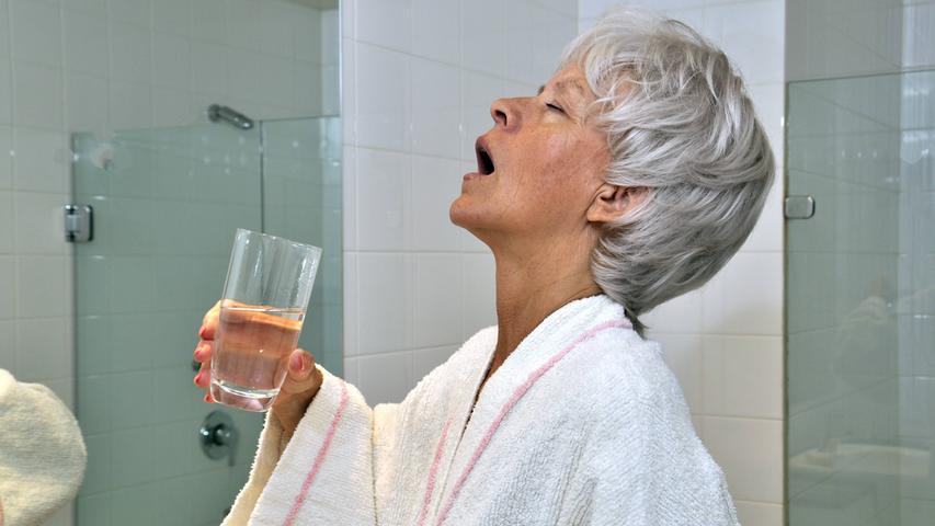 Mit Salzwasser Gurgeln Wirkung Tipps mit-salzwasser-gurgeln-wirkung-tipps