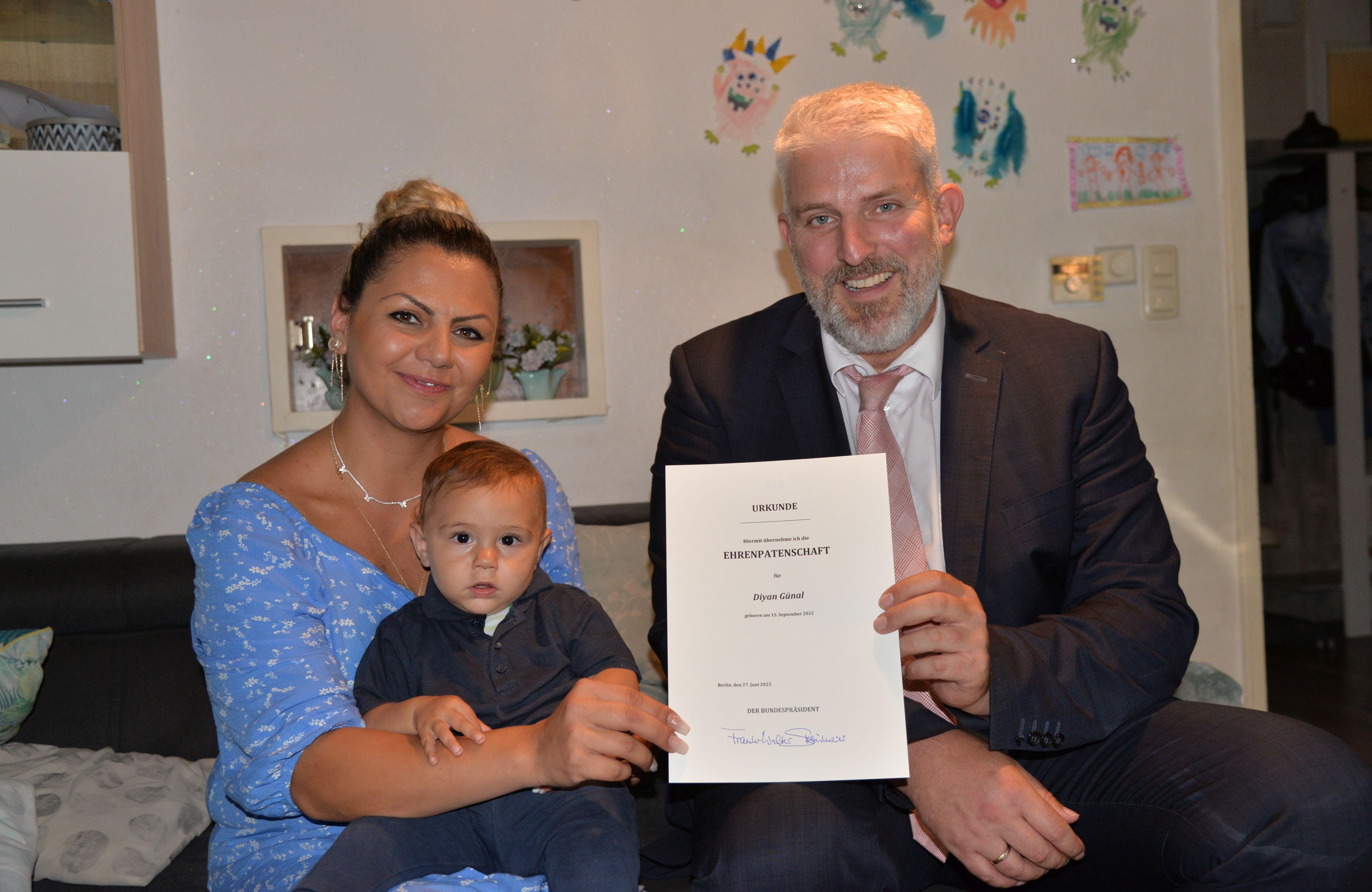 Der Bundespräsident als Ehrenpate für ein Laufer Baby