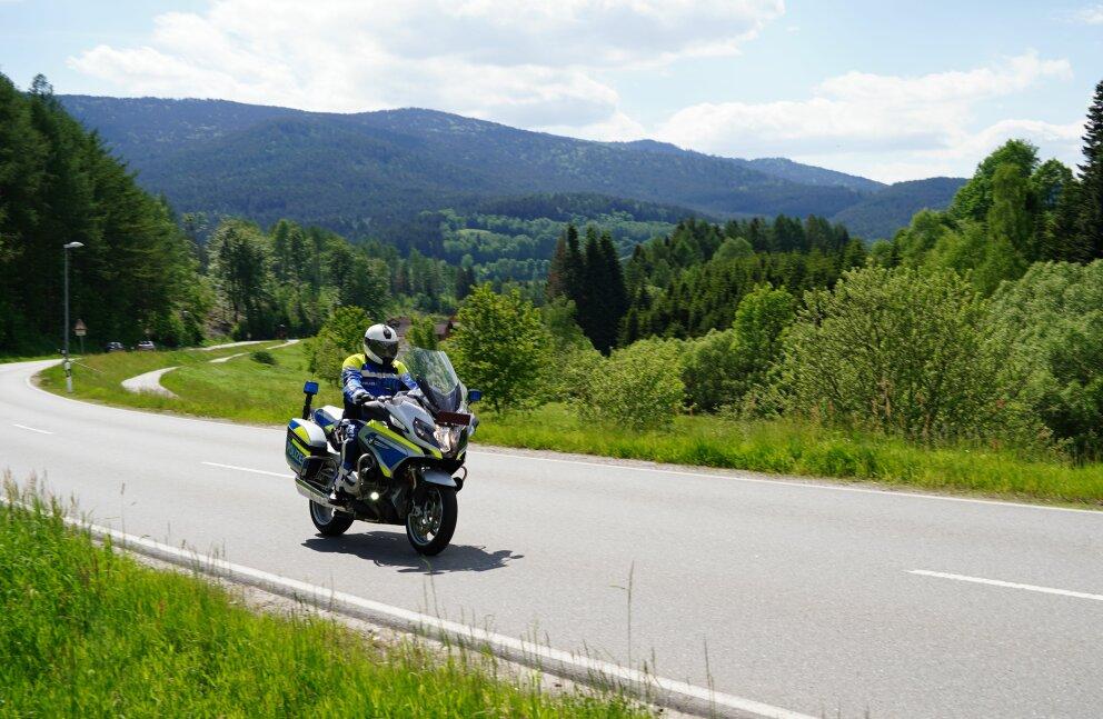 Flucht in den Wald: Motorradstreife schnappte Kradfahrer ohne Schein