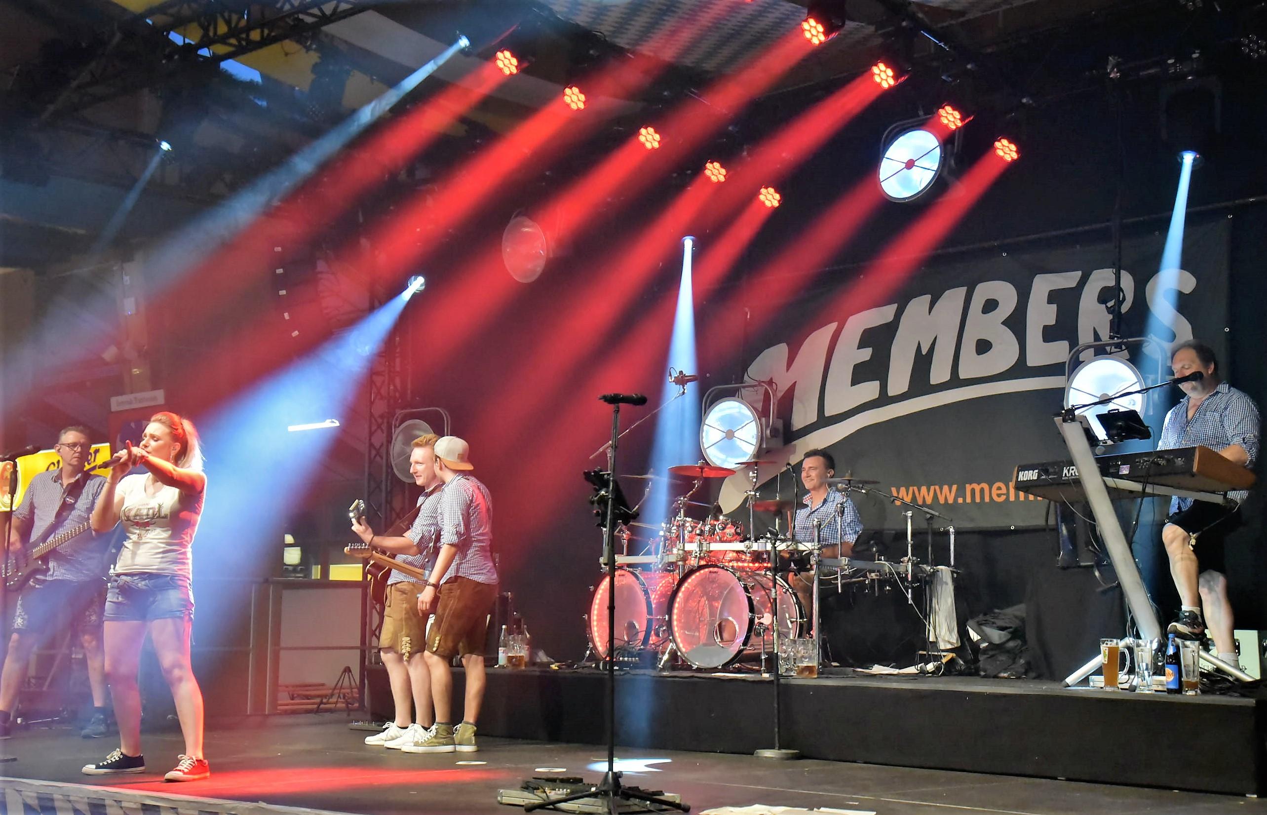 Newcomer und alte Hasen heizen dem überhitzen Publikum ein