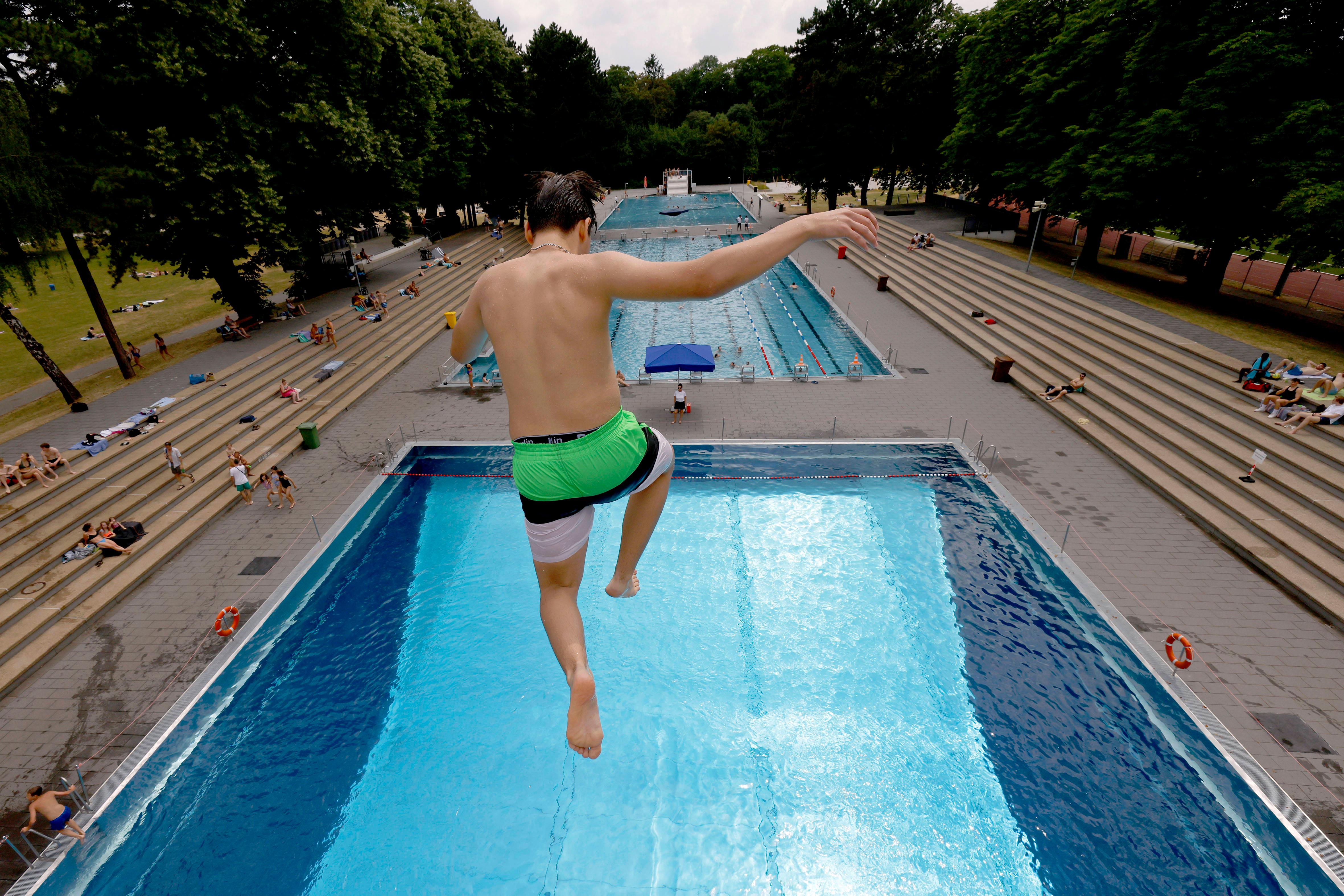 Verstörende Aufnahmen: Bademeister tritt Mann vom Sprungturm ins Wasser