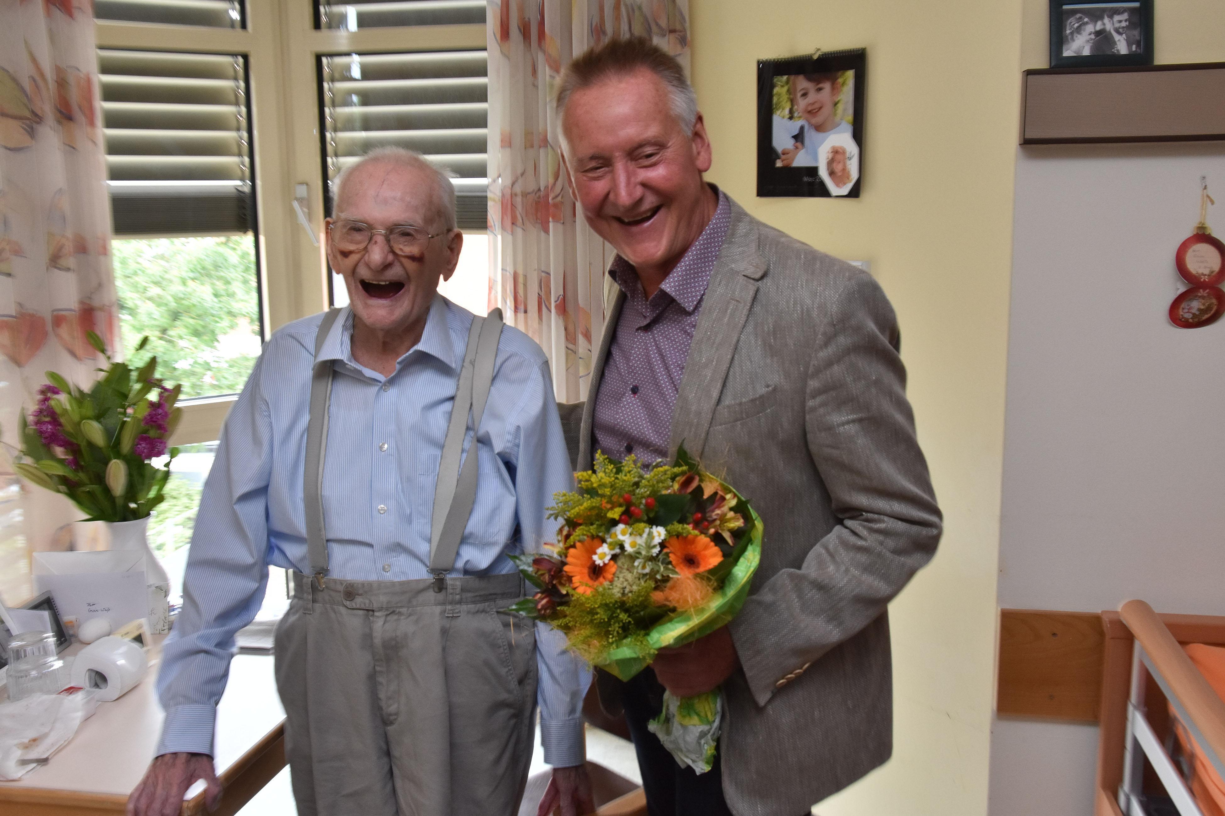 Gerne zu Späßchen aufgelegt: Erwin Weiß ist mit 104 Jahren der älteste ...