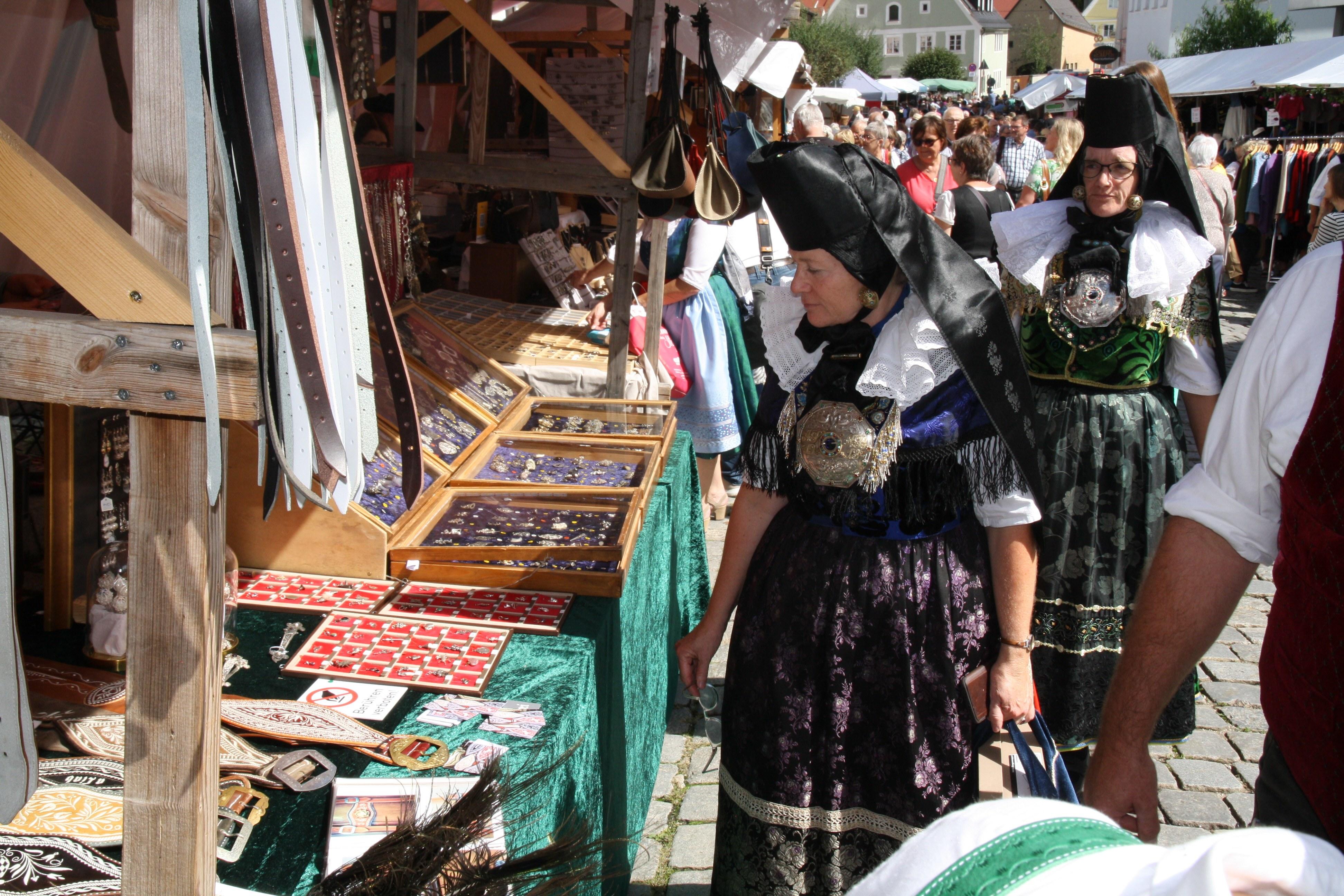 Schuhbladeln, Schmuck und internationale Gäste: Auf dem Gredinger ...