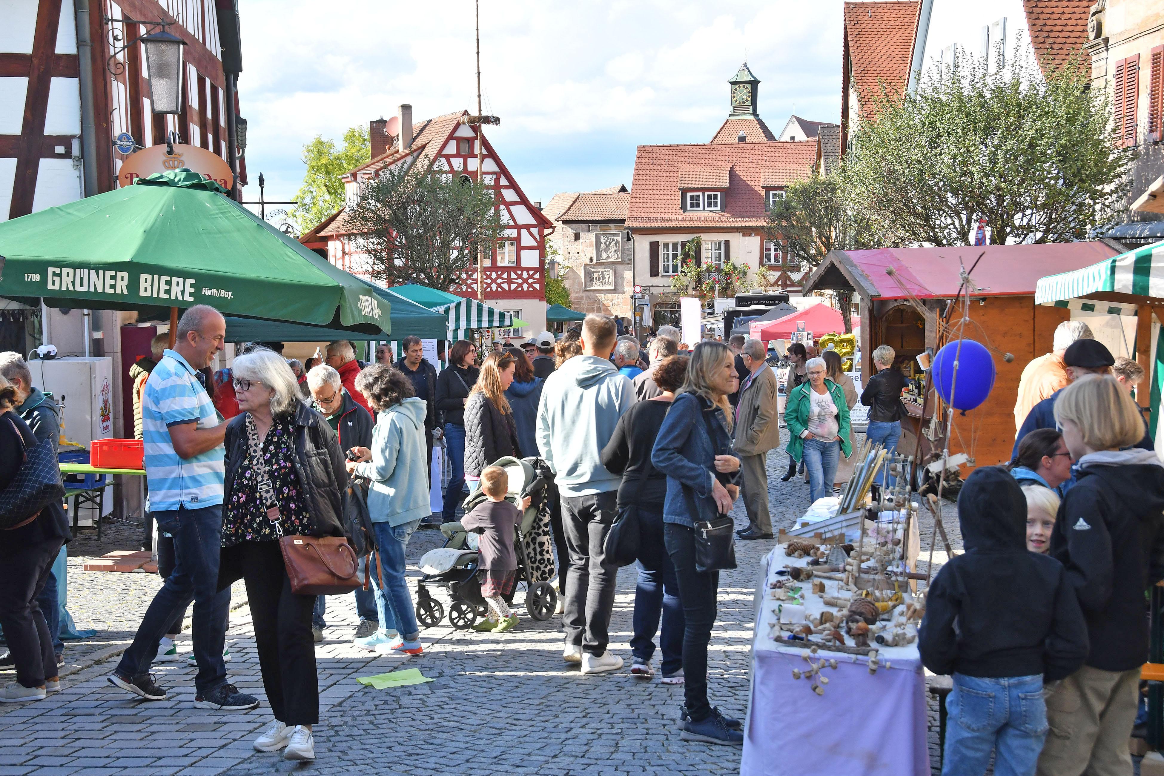 Cadolzburg: Herbstmarkt vor historischer Kulisse zog viele Besucher an