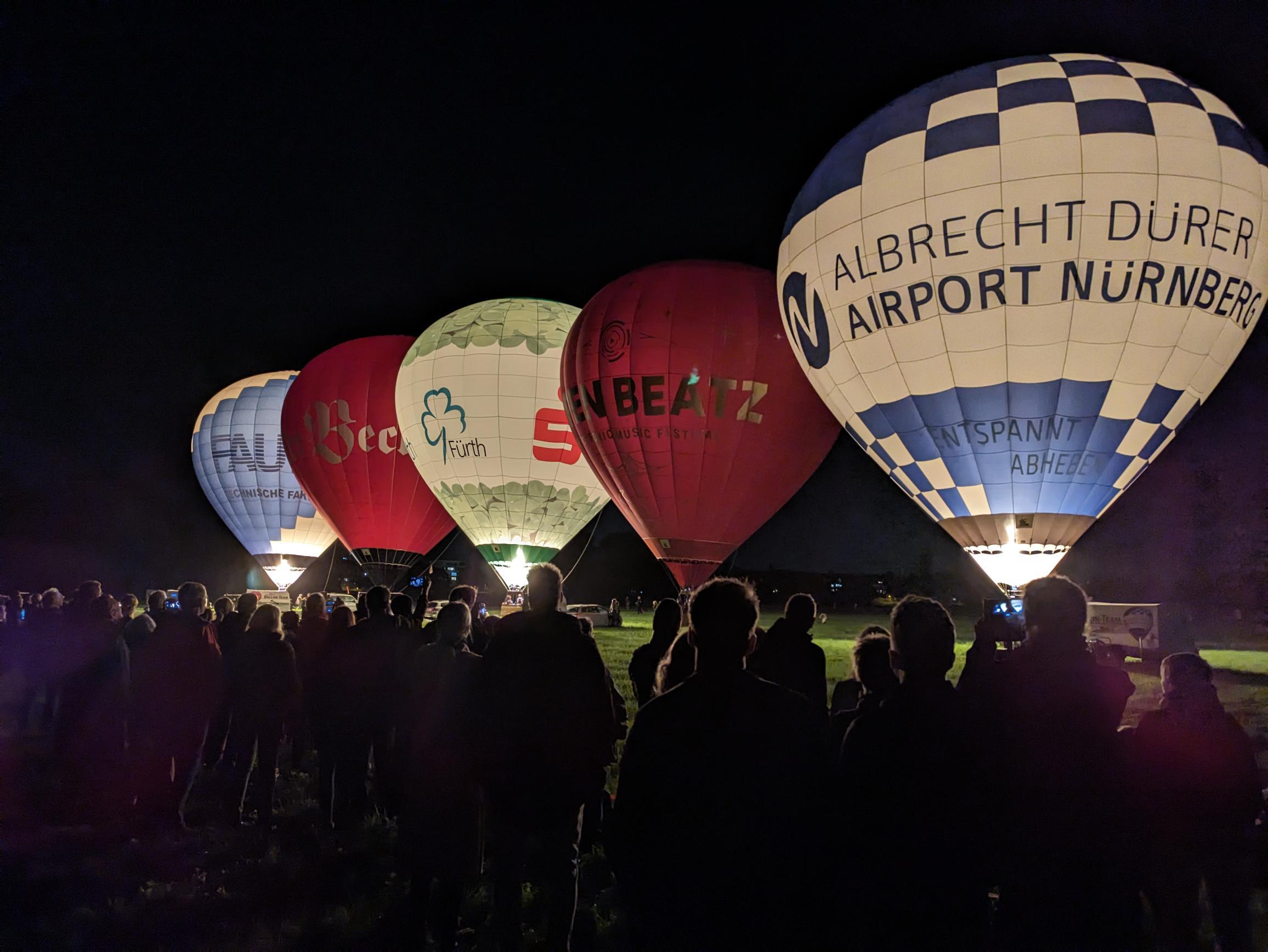 Lustiges Gwerch, flotter Tanz, glühende Ballons: Ein prall-bunter Abend ...