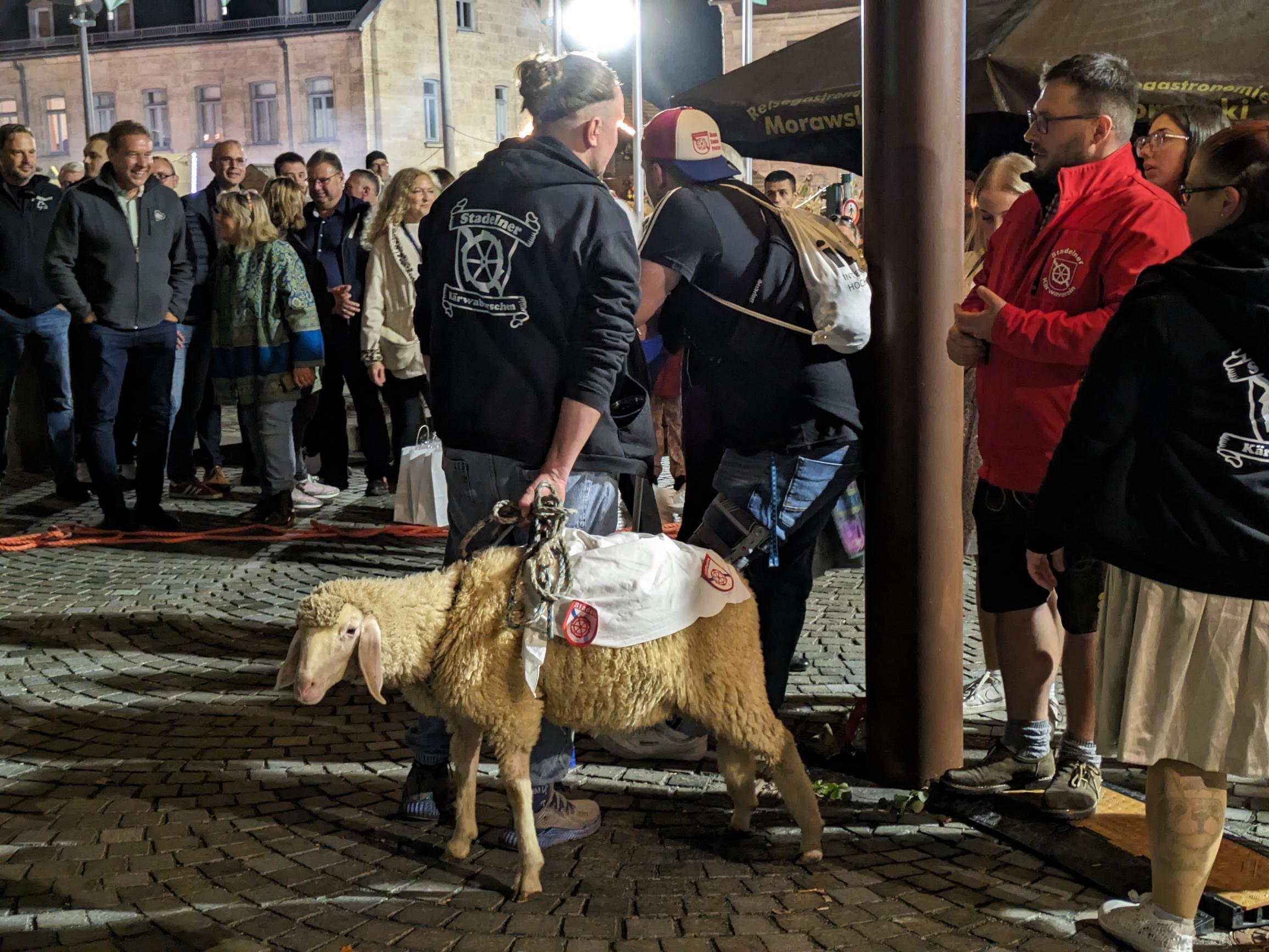 Lustiges Gwerch, flotter Tanz, glühende Ballons: Ein prall-bunter Abend ...