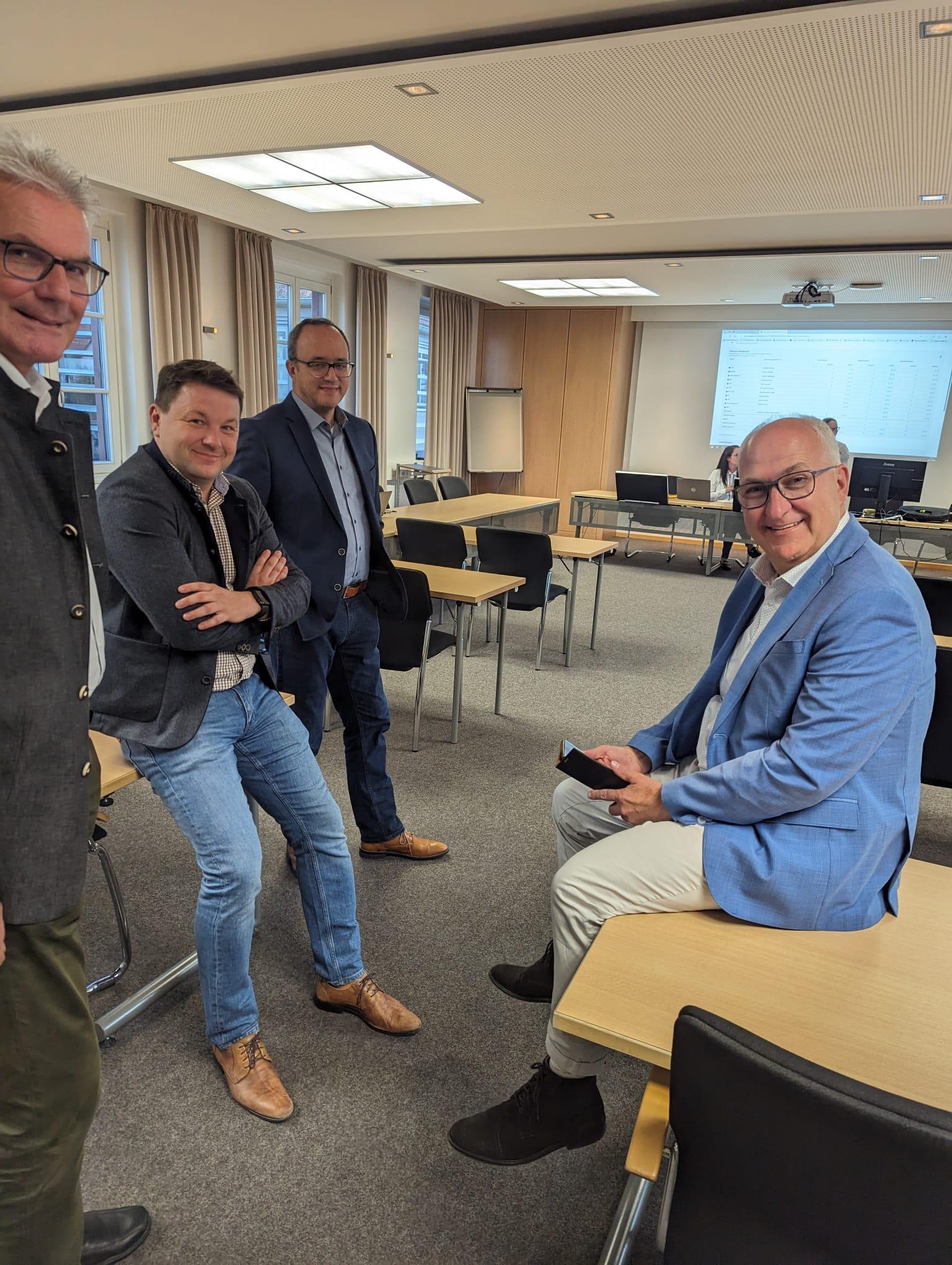 Wahllokale sind zu, das Warten beginnt: Die erste Stunde im Landratsamt ...