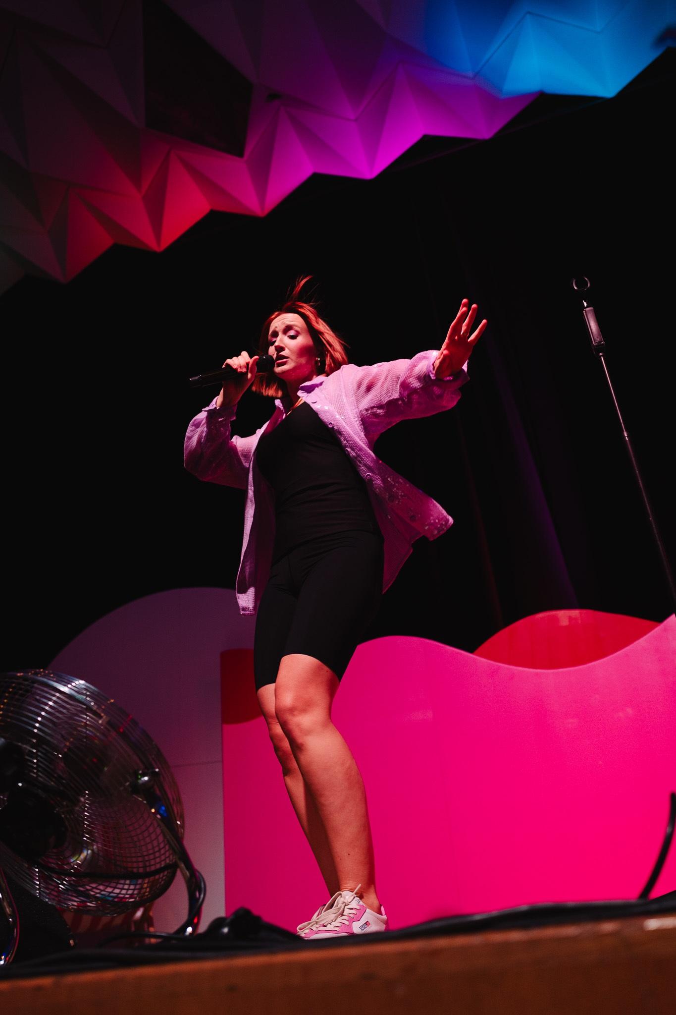 So cringe, dass es Spaß macht: Mirella Precek nahm in Nürnberg Reality ...