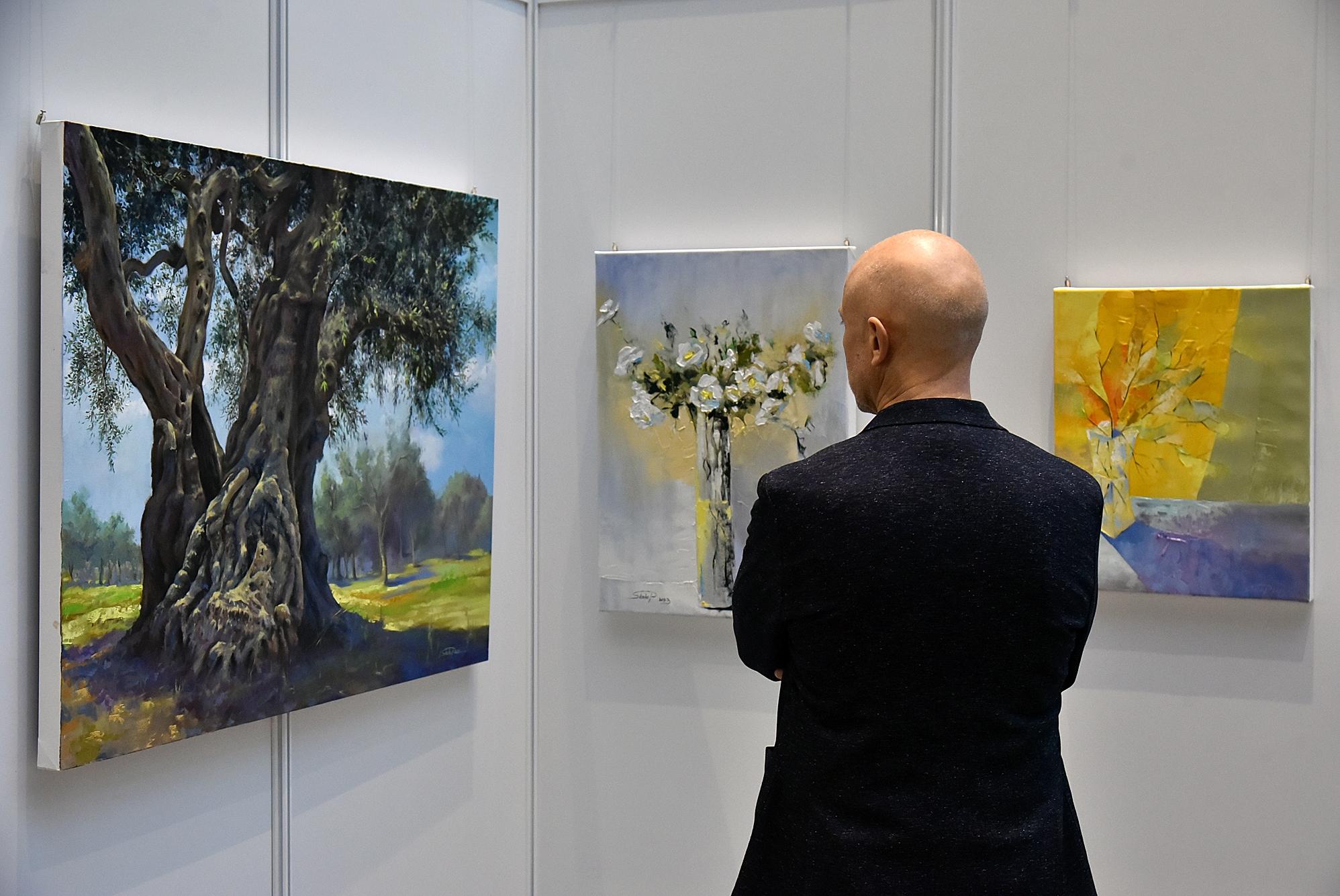 Abstraktion trifft Authentizität: Paar zeigt Werke in der Sparkasse am ...