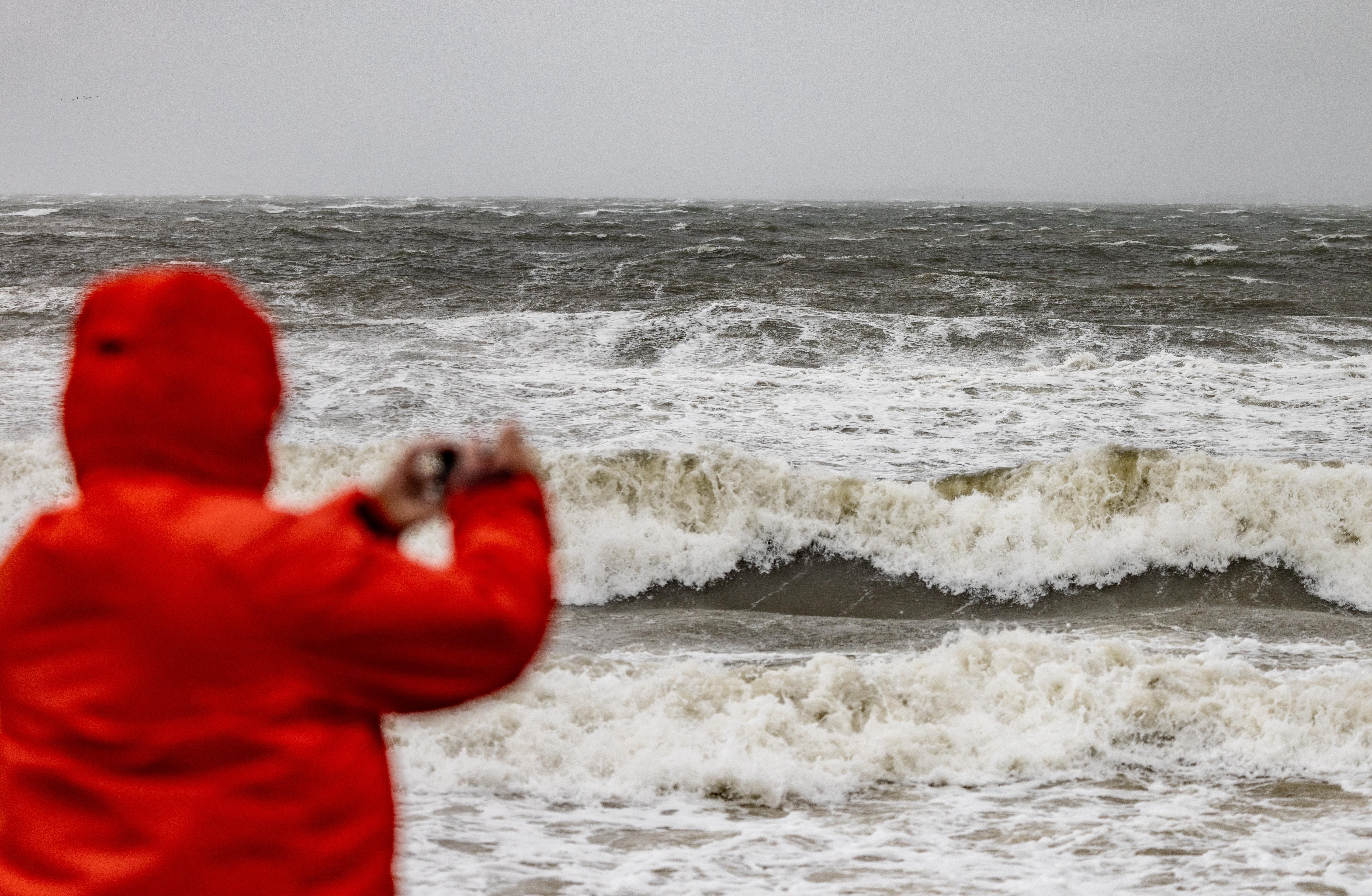 Höchste Sturmflut seit 100 Jahren an der Ostsee erwartet - Höhepunkt am ...