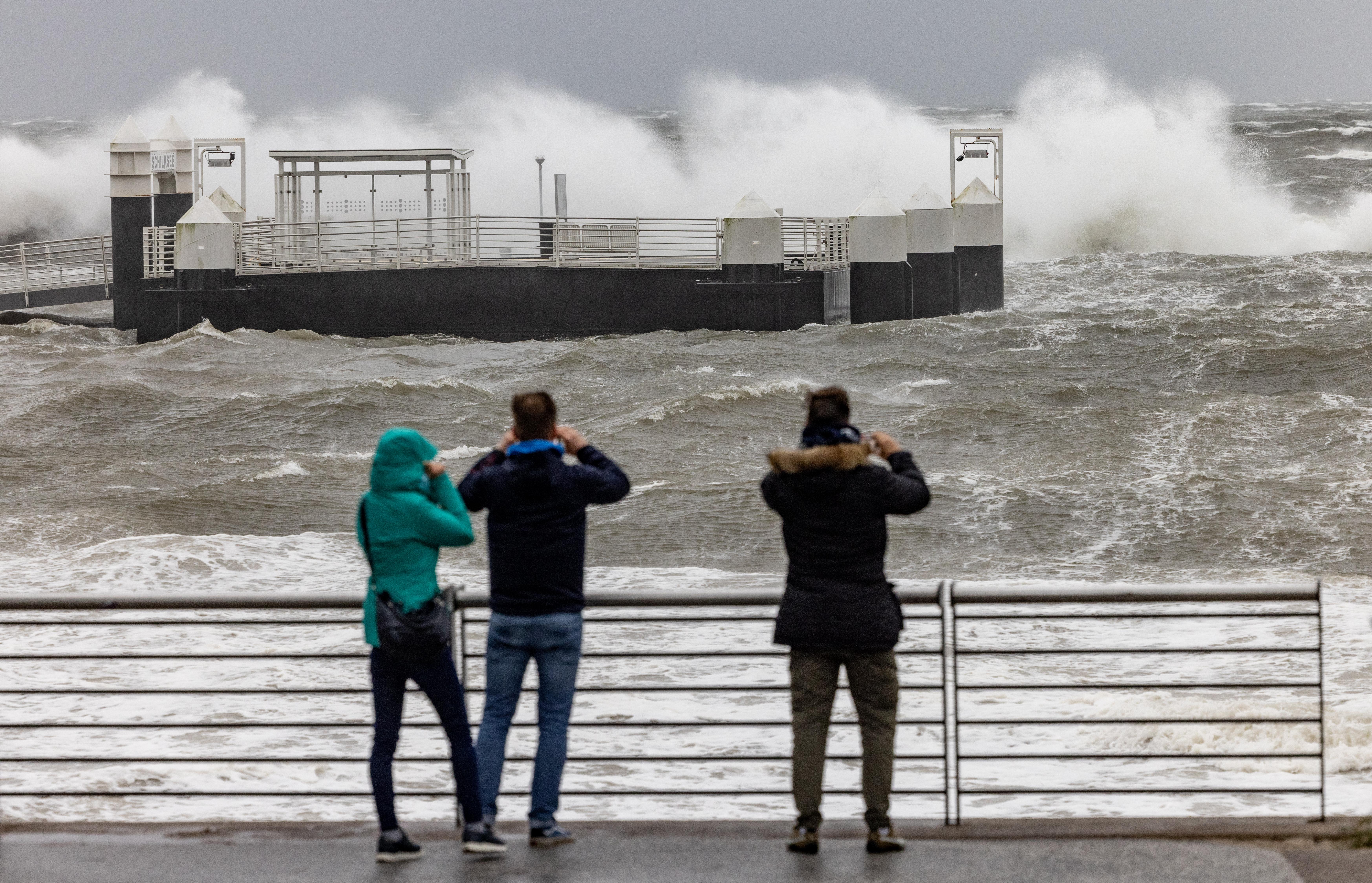 Höchste Sturmflut seit 100 Jahren an der Ostsee erwartet - Höhepunkt am ...