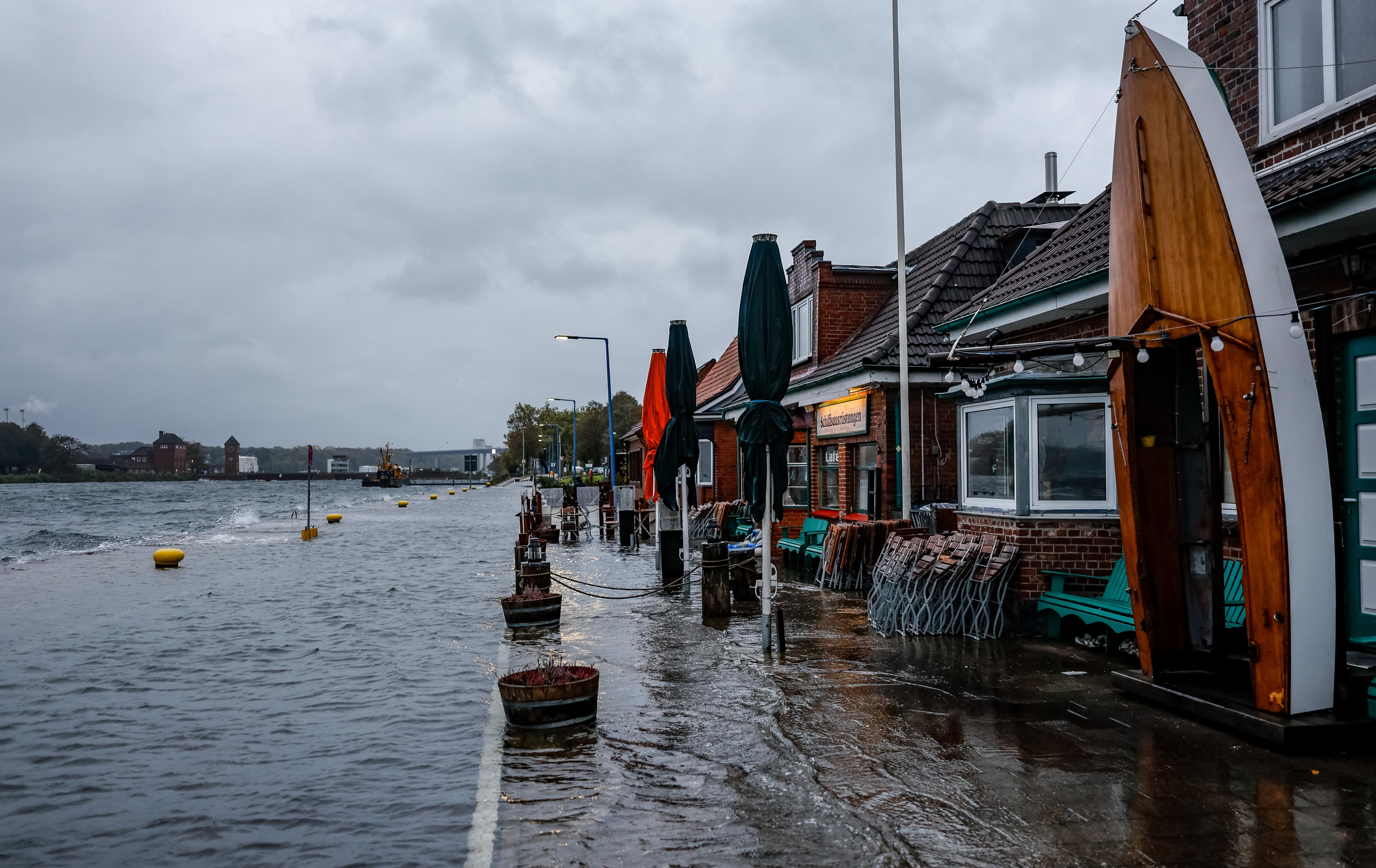 Höchste Sturmflut seit 100 Jahren an der Ostsee erwartet - Höhepunkt am ...