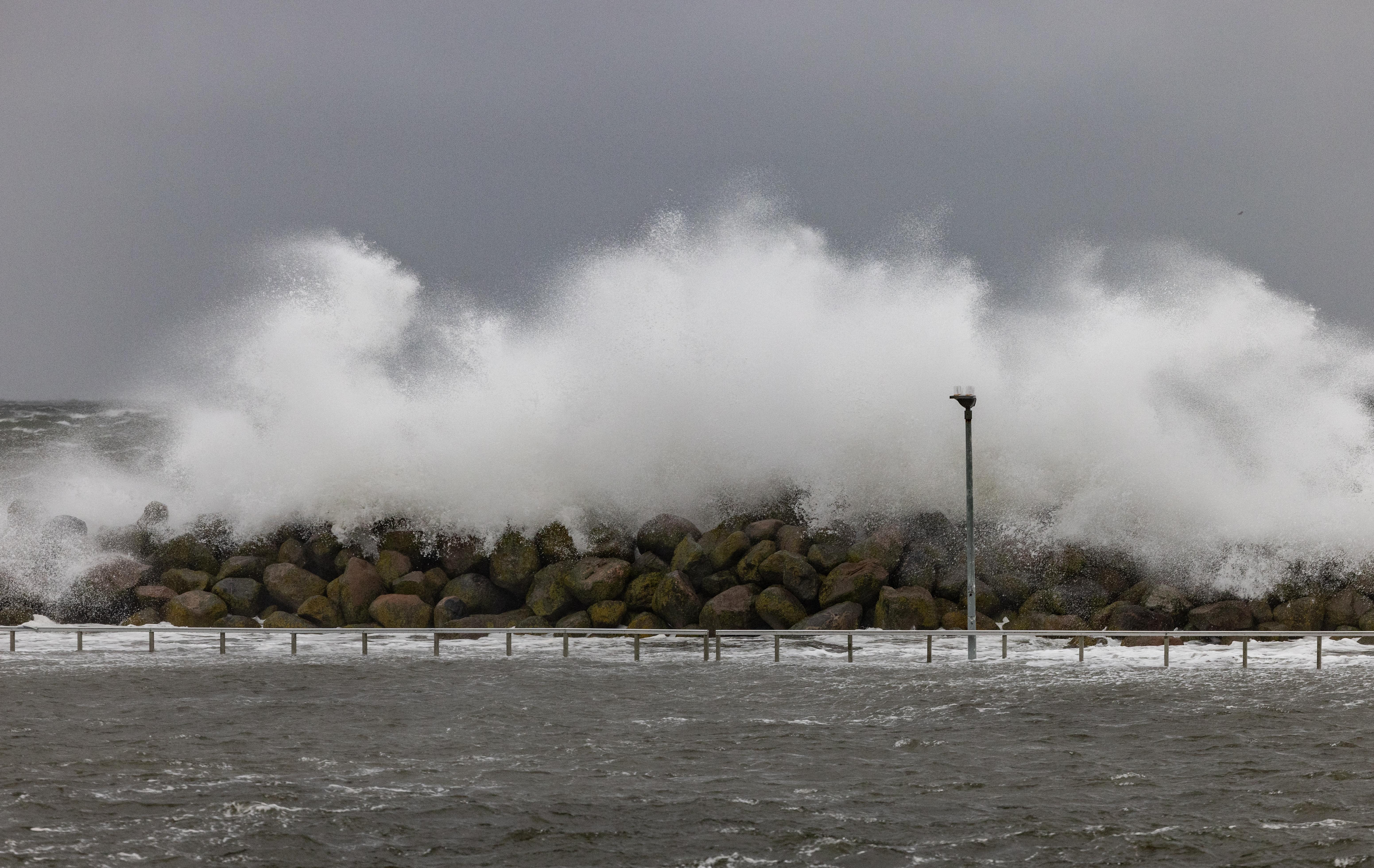 Höchste Sturmflut seit 100 Jahren an der Ostsee erwartet - Höhepunkt am ...