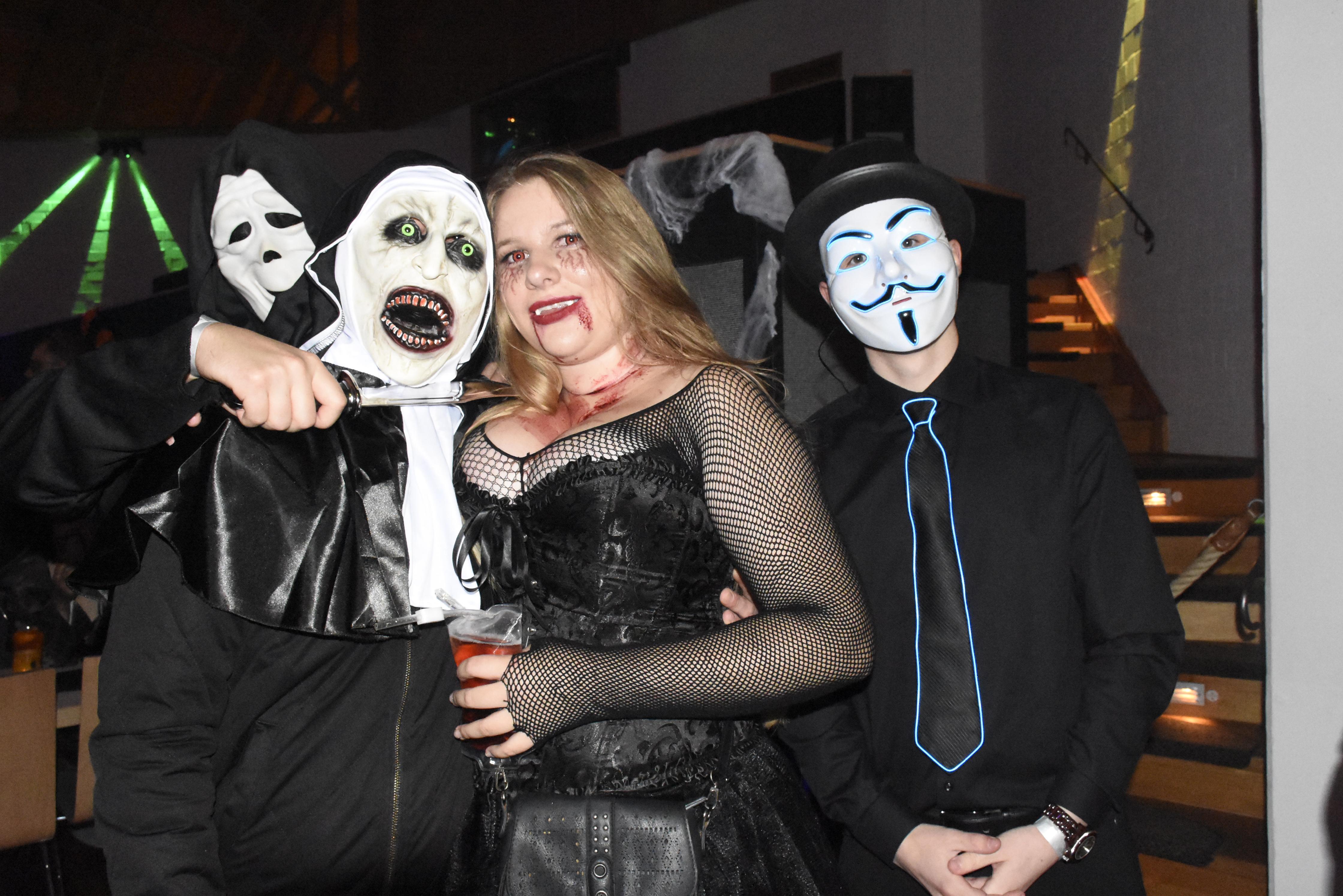 Halloween-Party in Röthenbach: Piraten, Hexen und Häftlinge erobern die ...