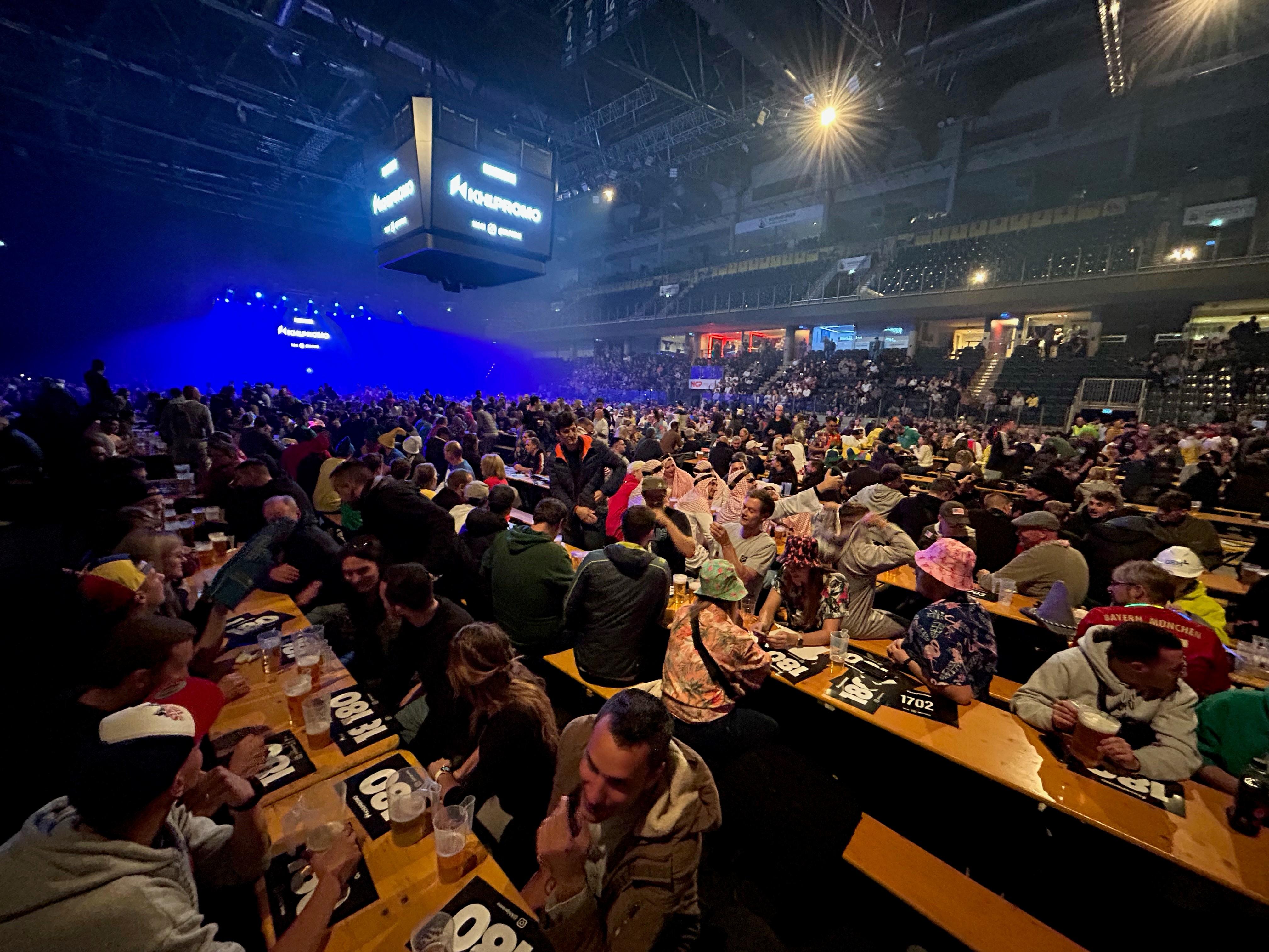 Spektakel in Nürnberg: Dart-Weltstars zu Gast in der Arena - Stimmung ...