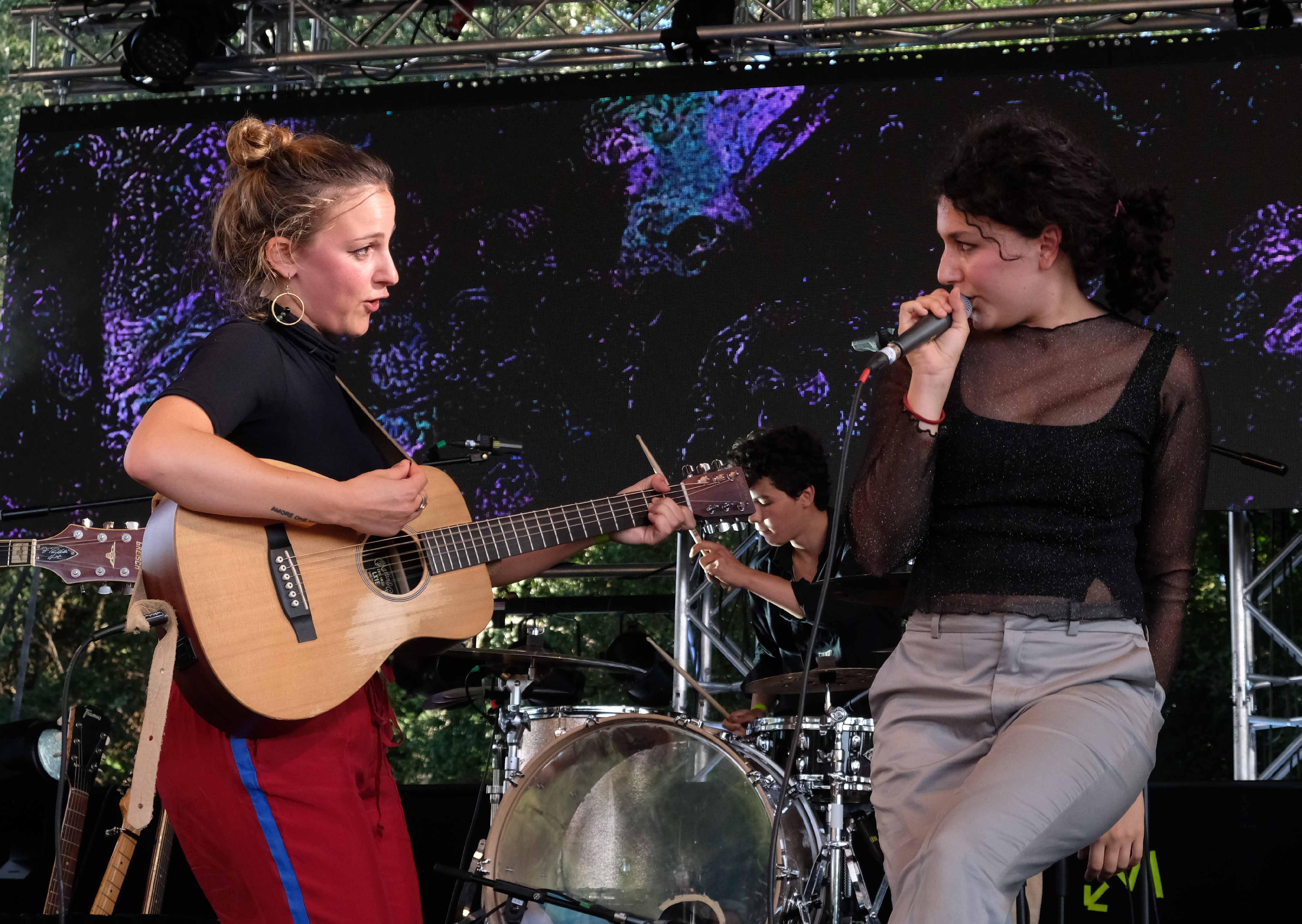 Rotzig, rockig, feministisch: Das Schweizer Duo Steiner & Madlaina ...