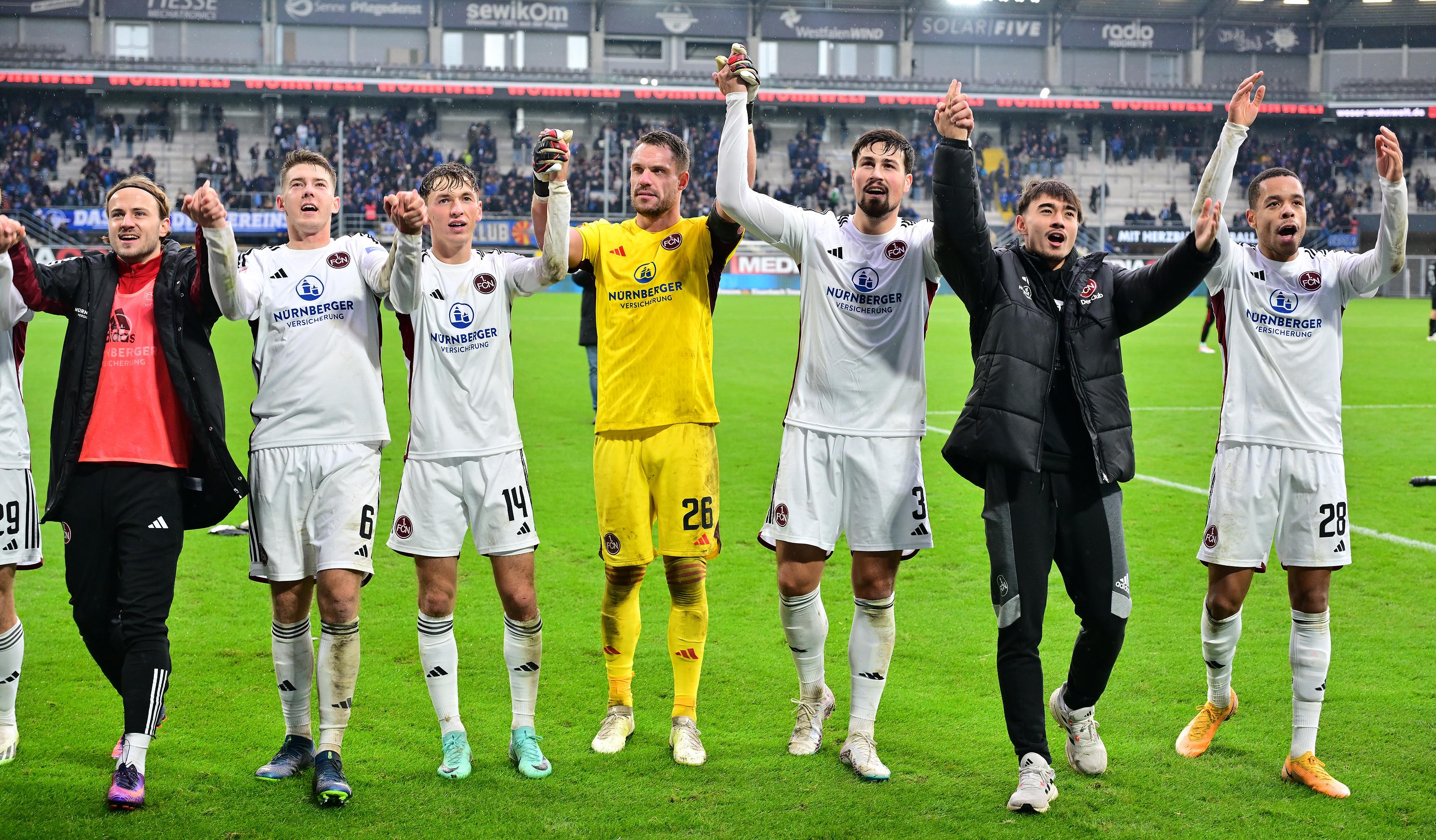 Emotionale Worte in der Kabine: Wie Trainer Fiél die Club-Profis vor ...