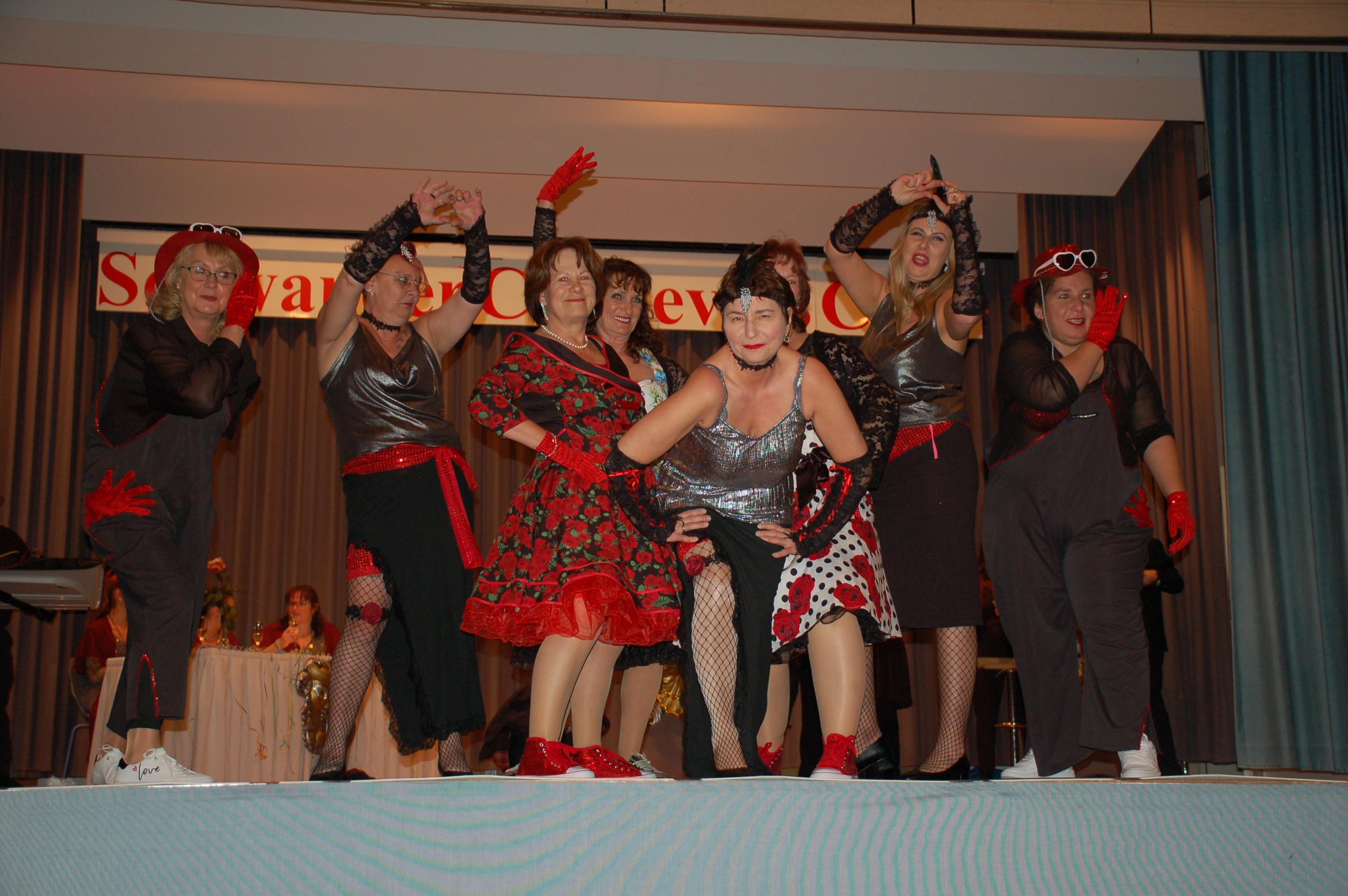 Heiße Feger bei der Dämmerung: So bunt und närrisch startet der SCC ...