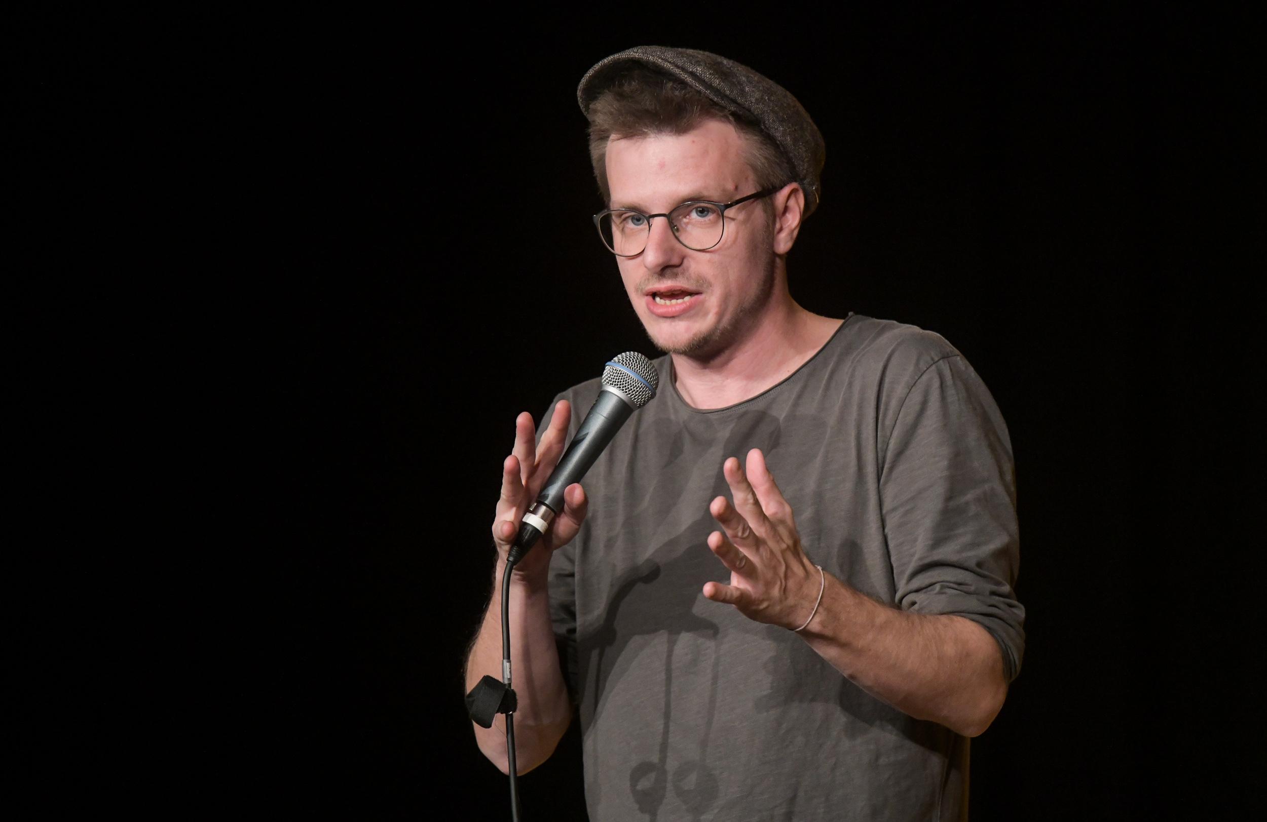 Kabarettist Moritz Neumeier macht auf 3sat einen Witz über das Töten ...