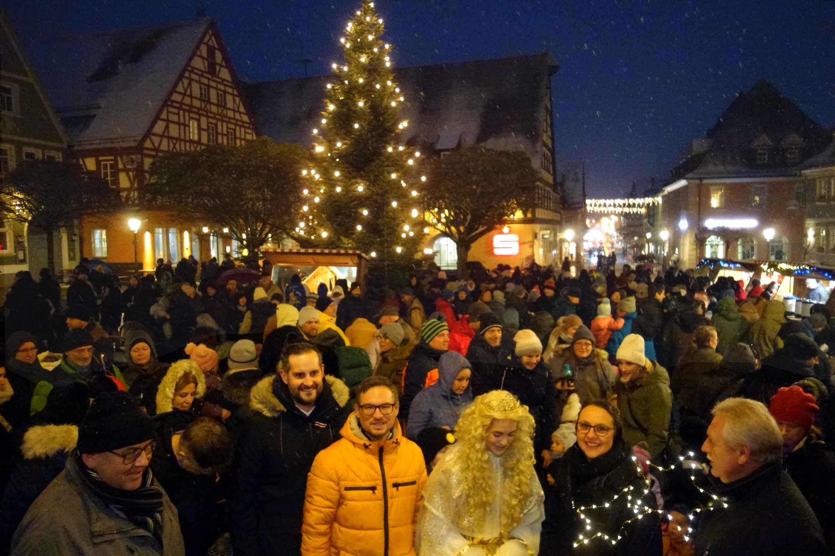 Christkind, Schneefall und viele Tausend Lichter machen Neustadt/Aisch ...