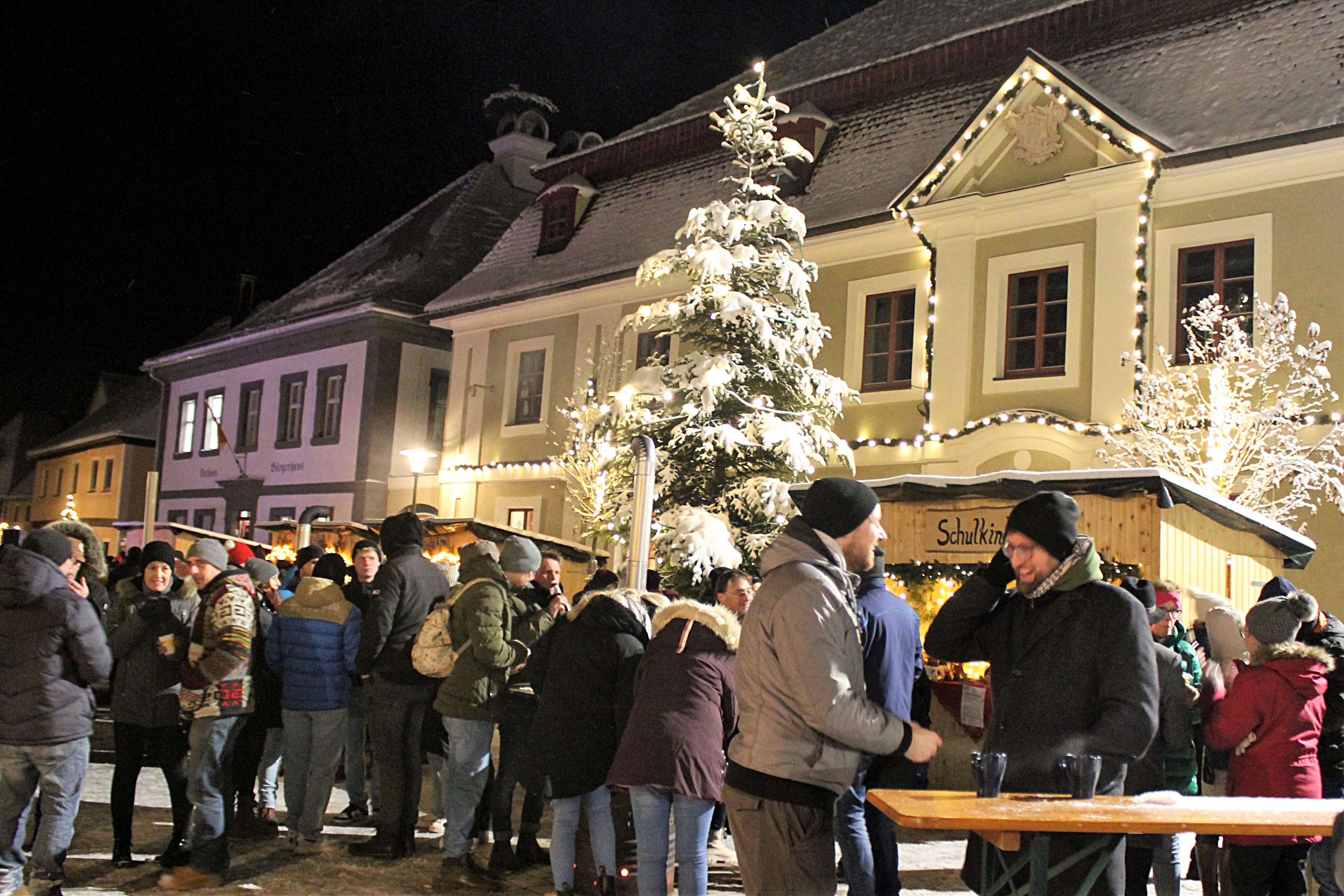 Kälte, Glühweih, Kunst und Christkind gab's beim Adventsmarkt in Ornbau