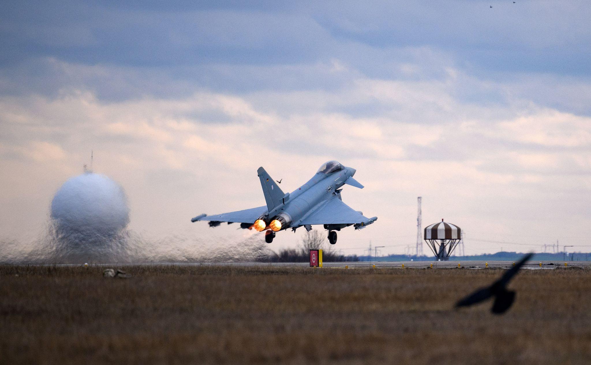 Lauter Knall schreckt Menschen auf: Eurofighter-Alarm am Himmel über ...