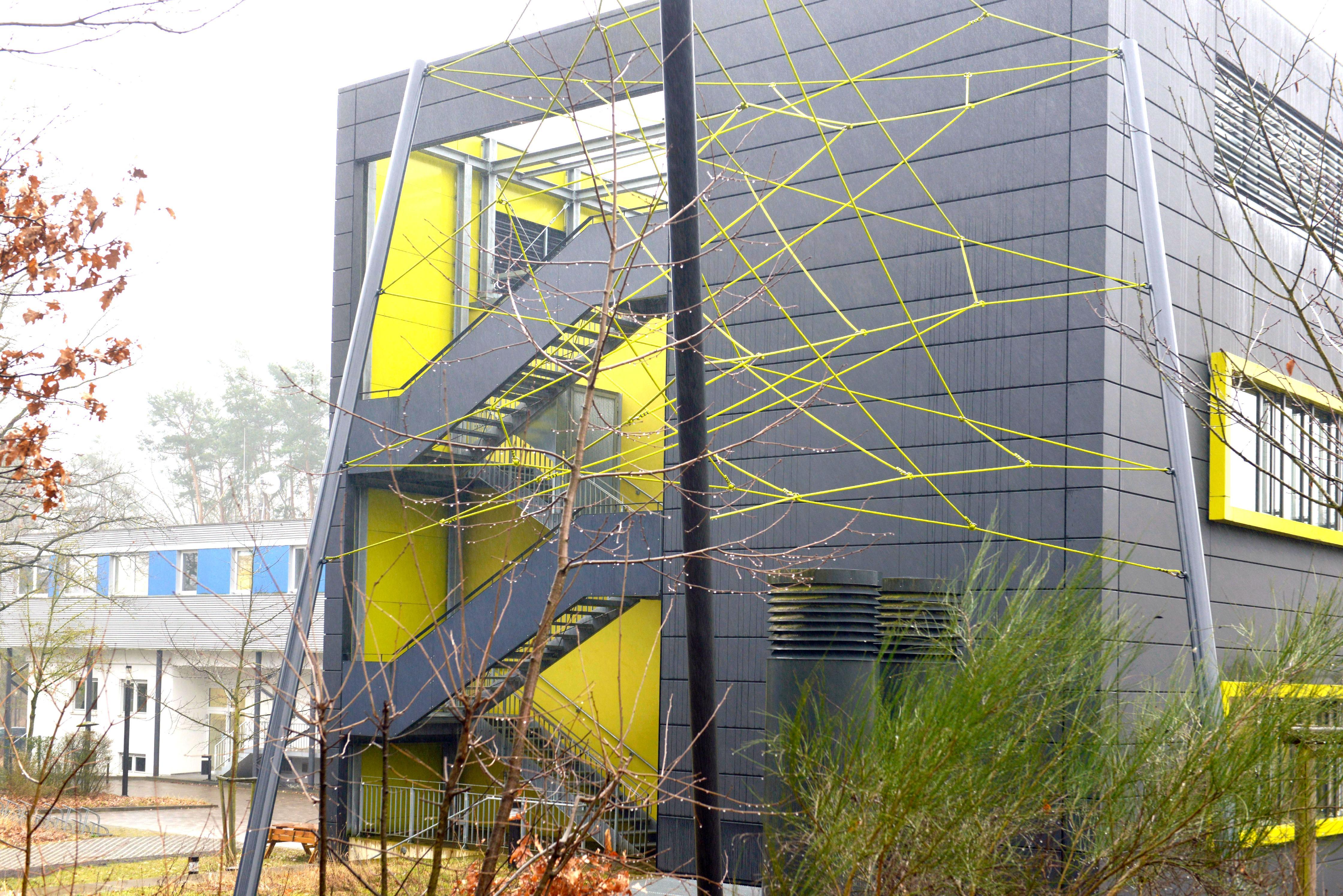 Ein neuer, prachtvoller Bildband präsentiert Kunst am Bau der FAU in ...