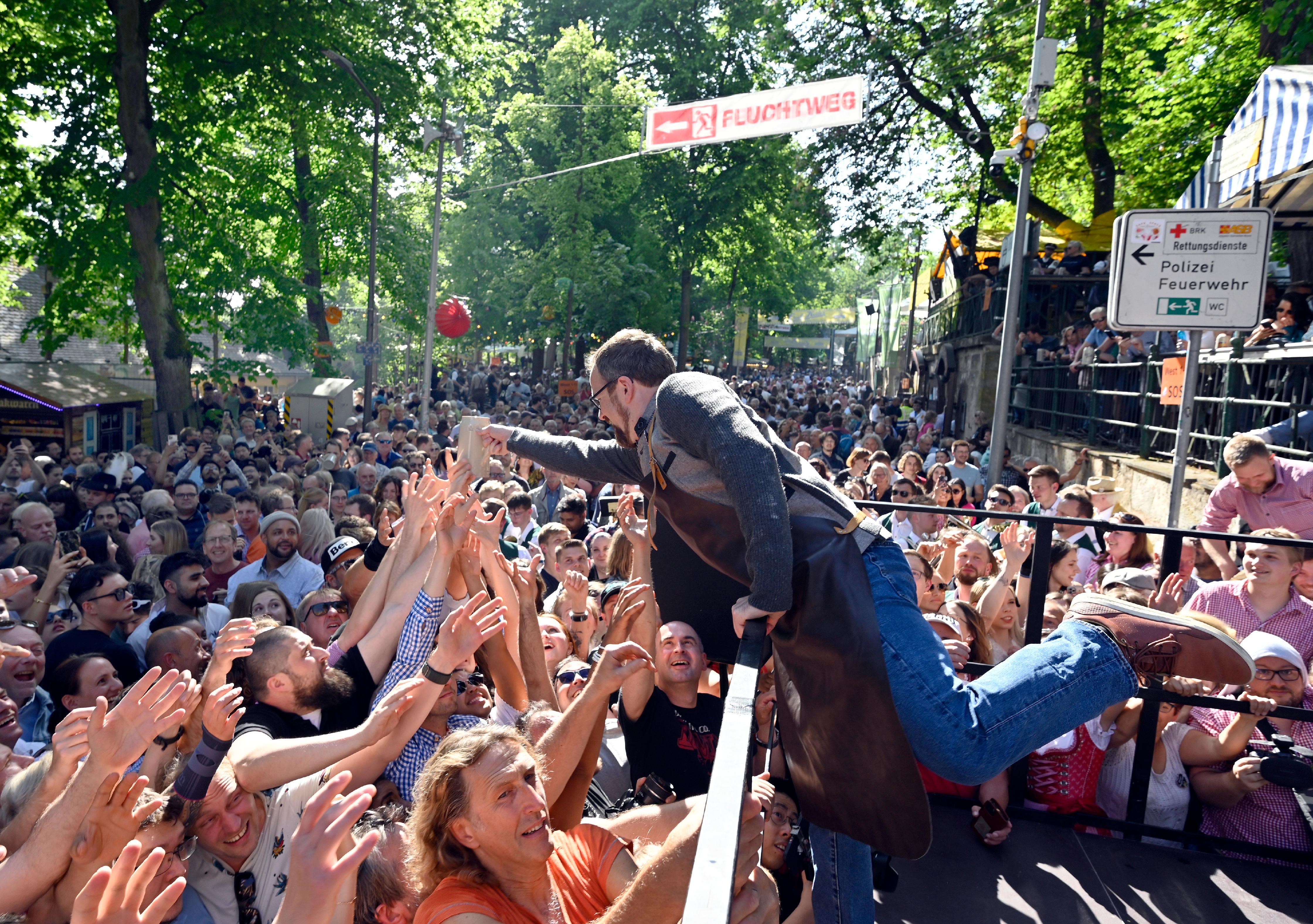 Erlanger Bergkirchweih 2024: Tipps zur Anreise mit Bus, Bahn, Fahrrad ...
