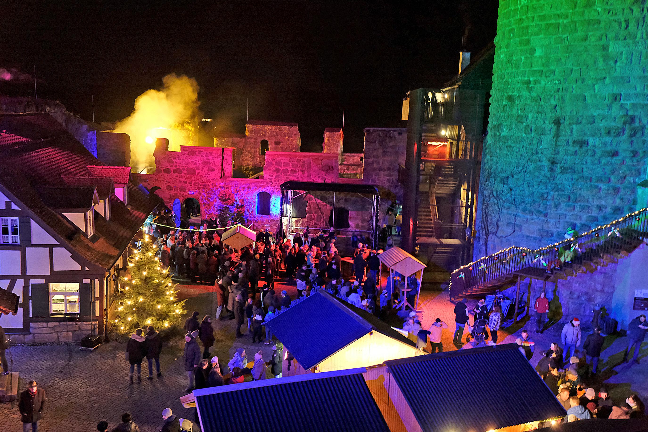 Lieder, Glühwein und Waffeln im Burghof