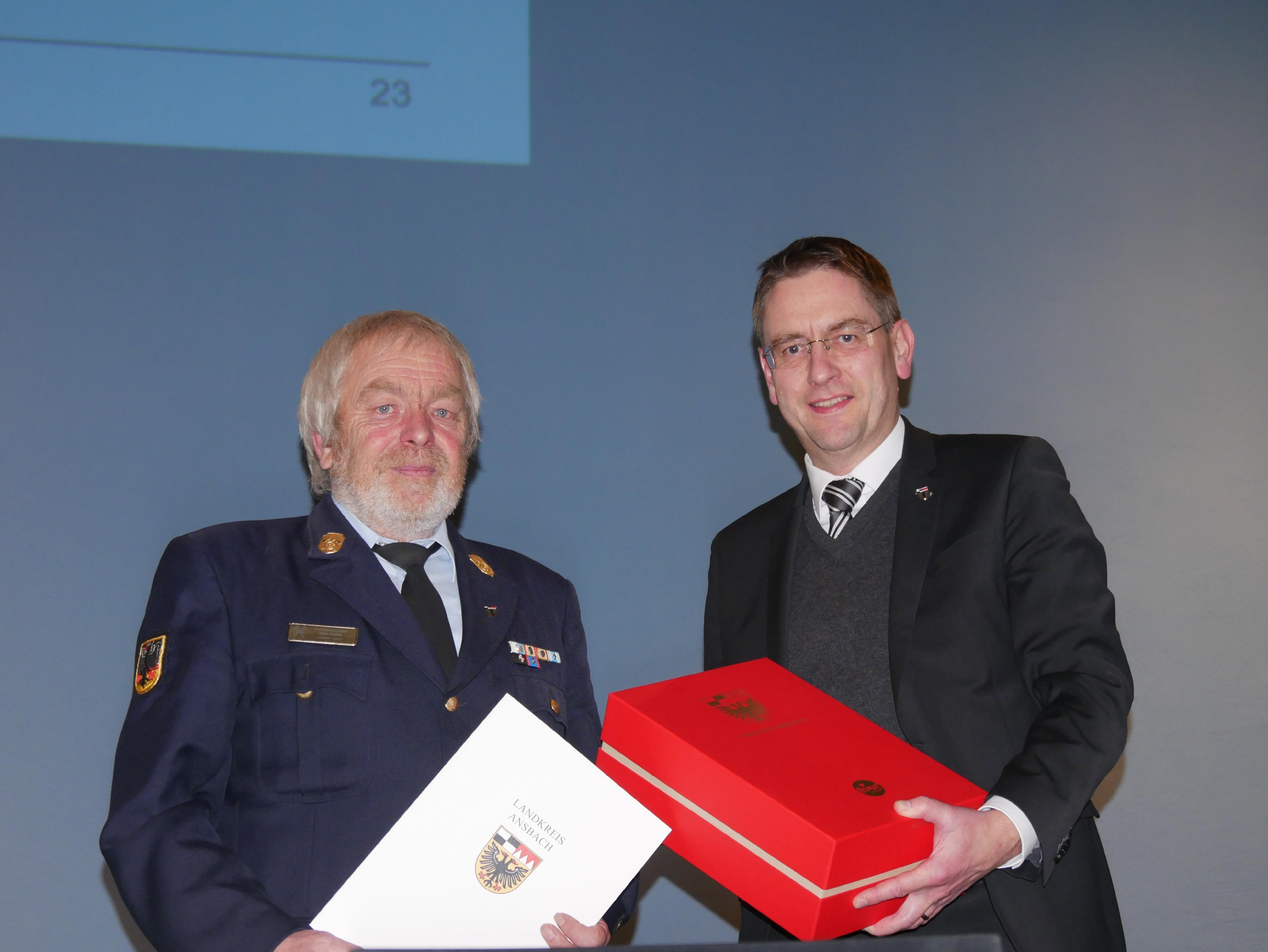 Abschied mit stehenden Ovationen: Kreisbrandinspektor Hans Pfeiffer aus ...