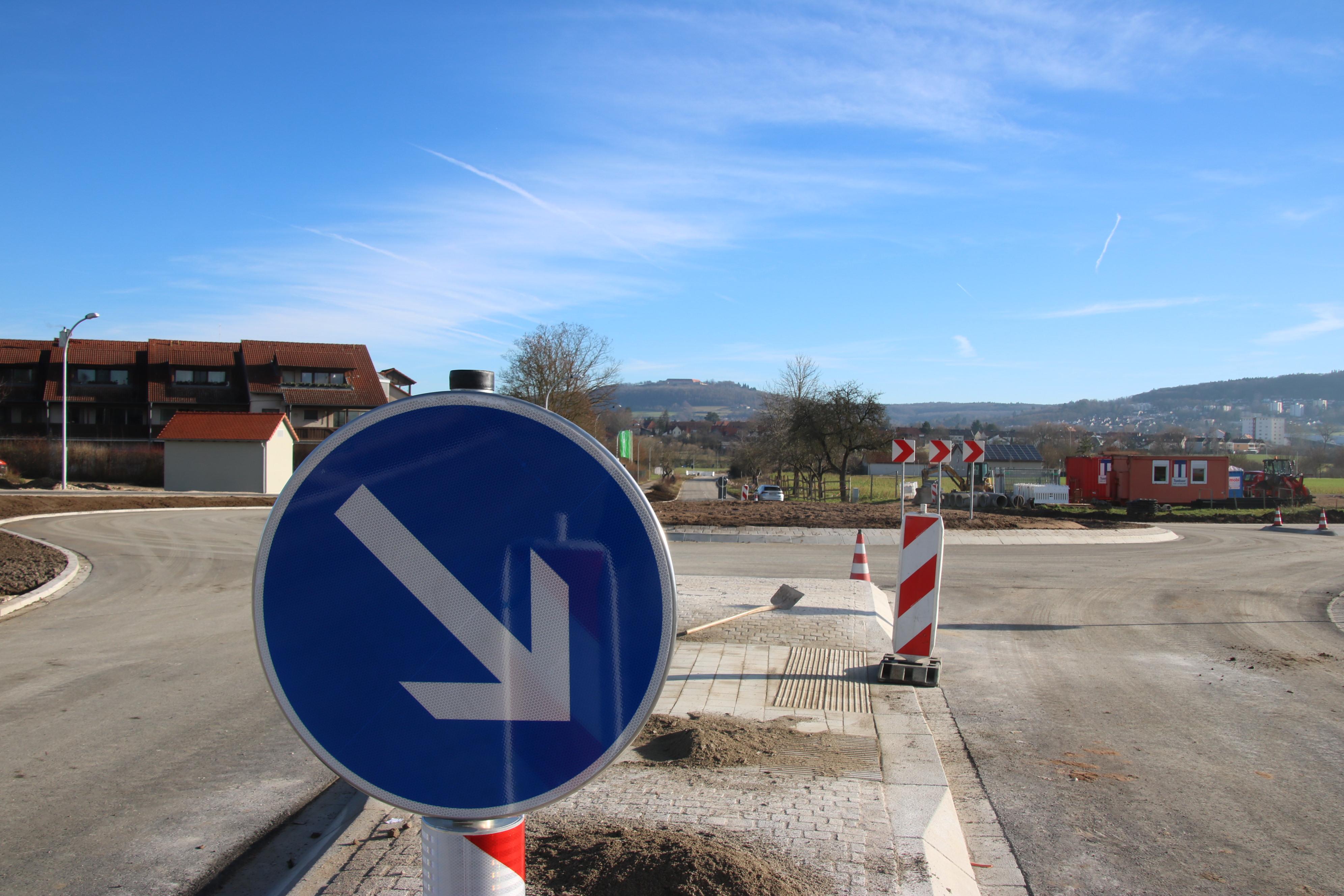 Zwischen Weißenburg und Hattenhof: Der neue Kreisverkehr ist fertig ...