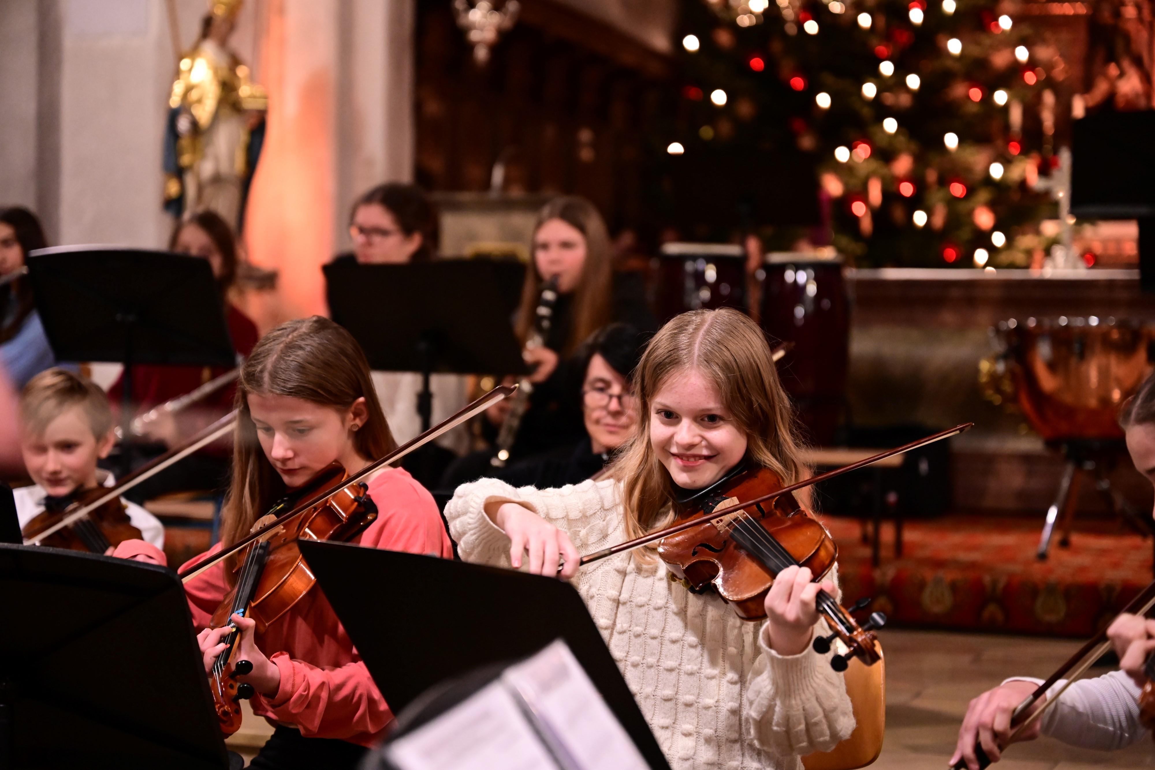 Was das Weihnachtskonzert des Herder-Gymnasiums mit einem Boxer zu tun hat