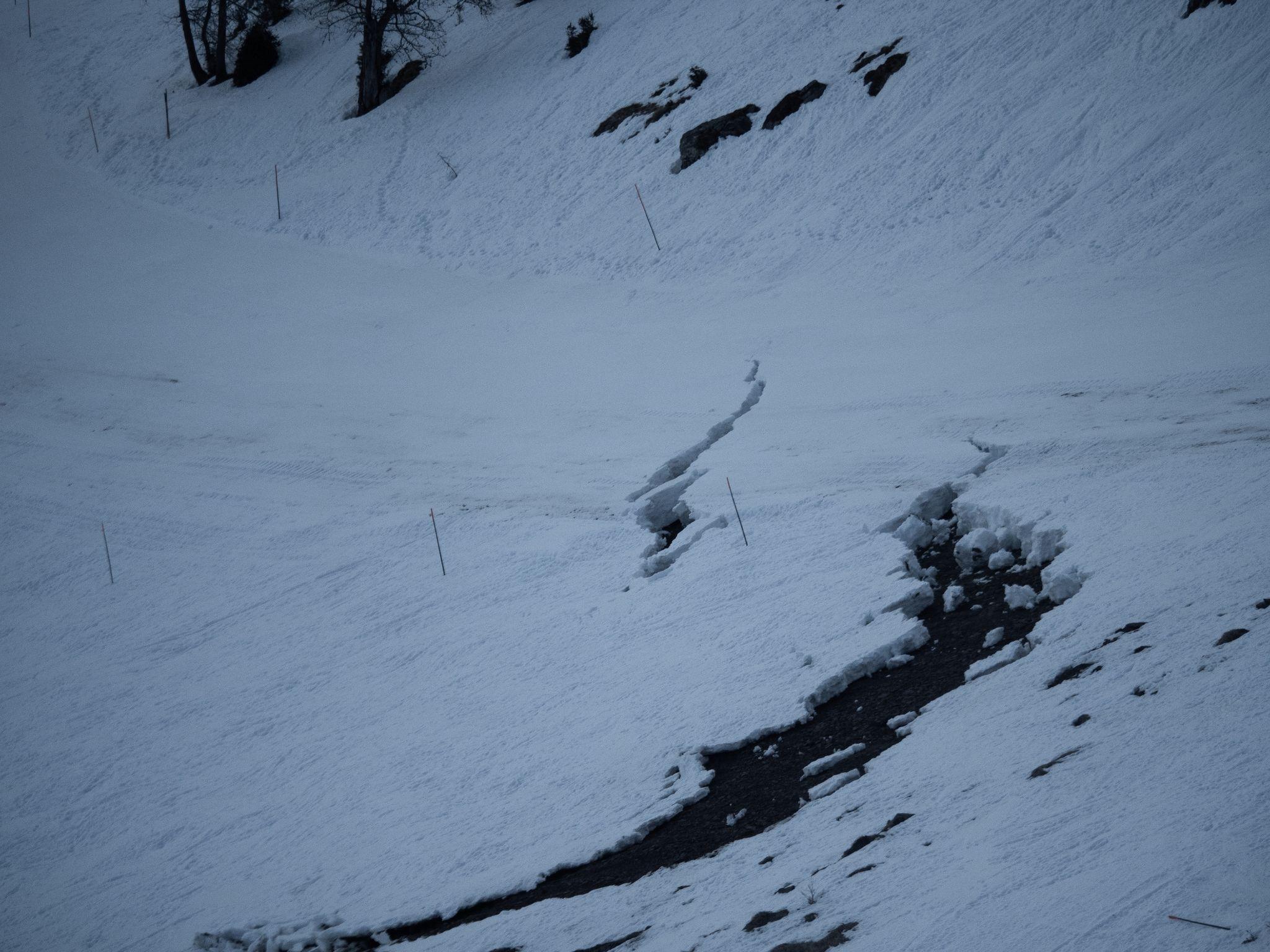 Mildes Wetter führt zu Riss in steiler Skipiste