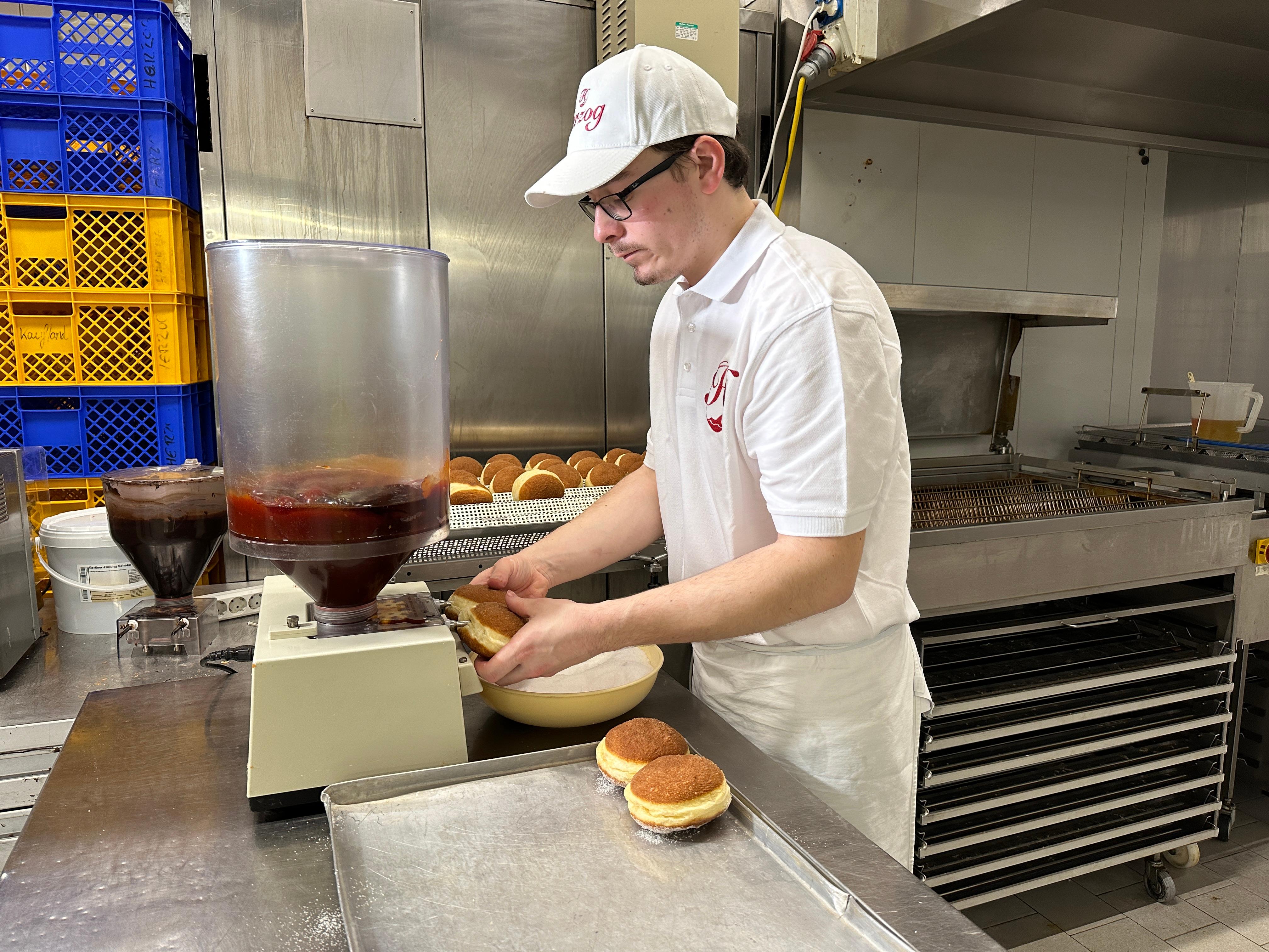 10.000 Krapfen pro Tag: Fränkische Traditionsbäckerei gewährt Einblicke