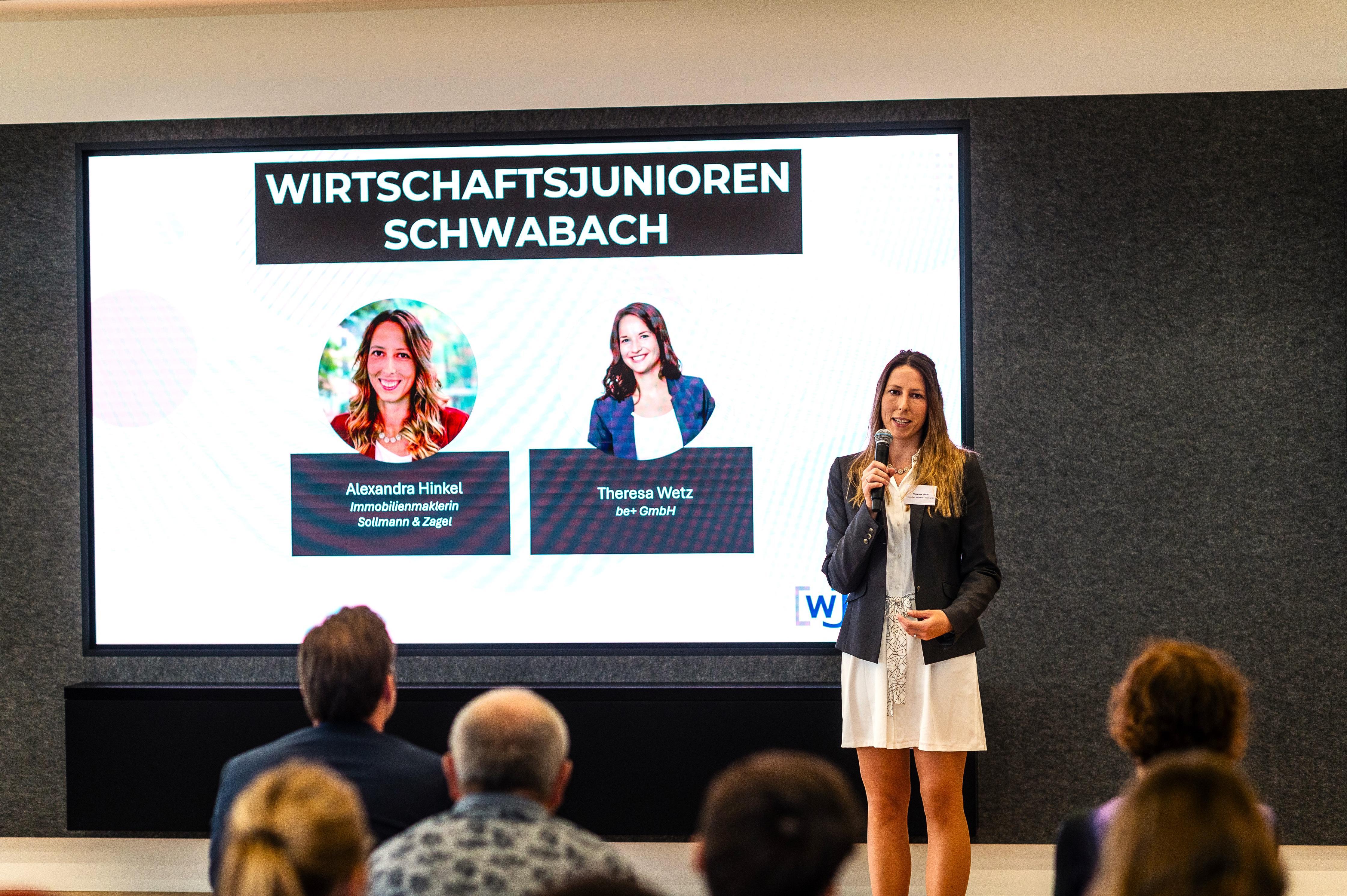 Alexandra Hinkel stellt auf Shop Your Future Messe Netzwerken zum ...