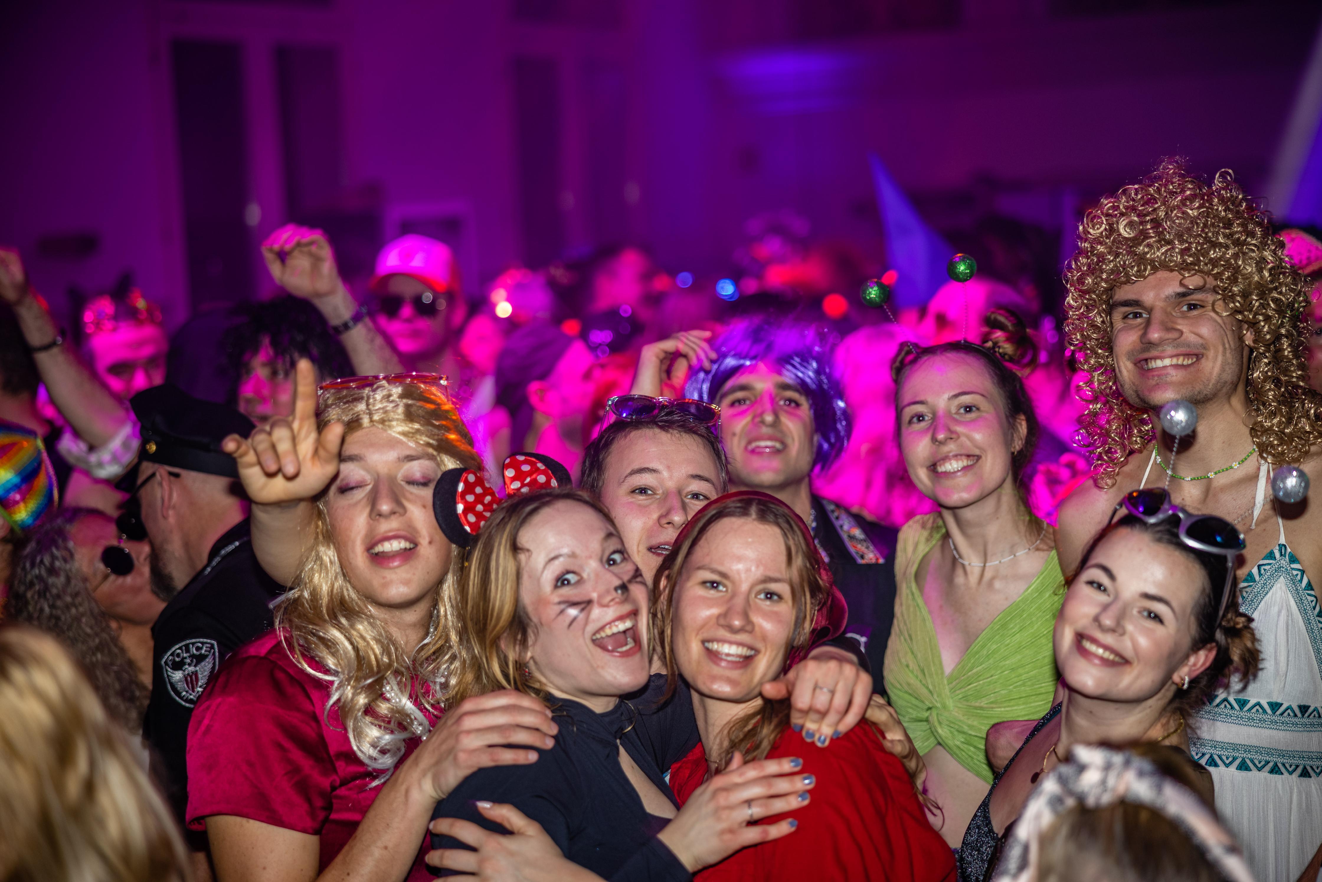 Bilder einer ausgelassenen Party: So war der Weiberfasching im Grünen ...