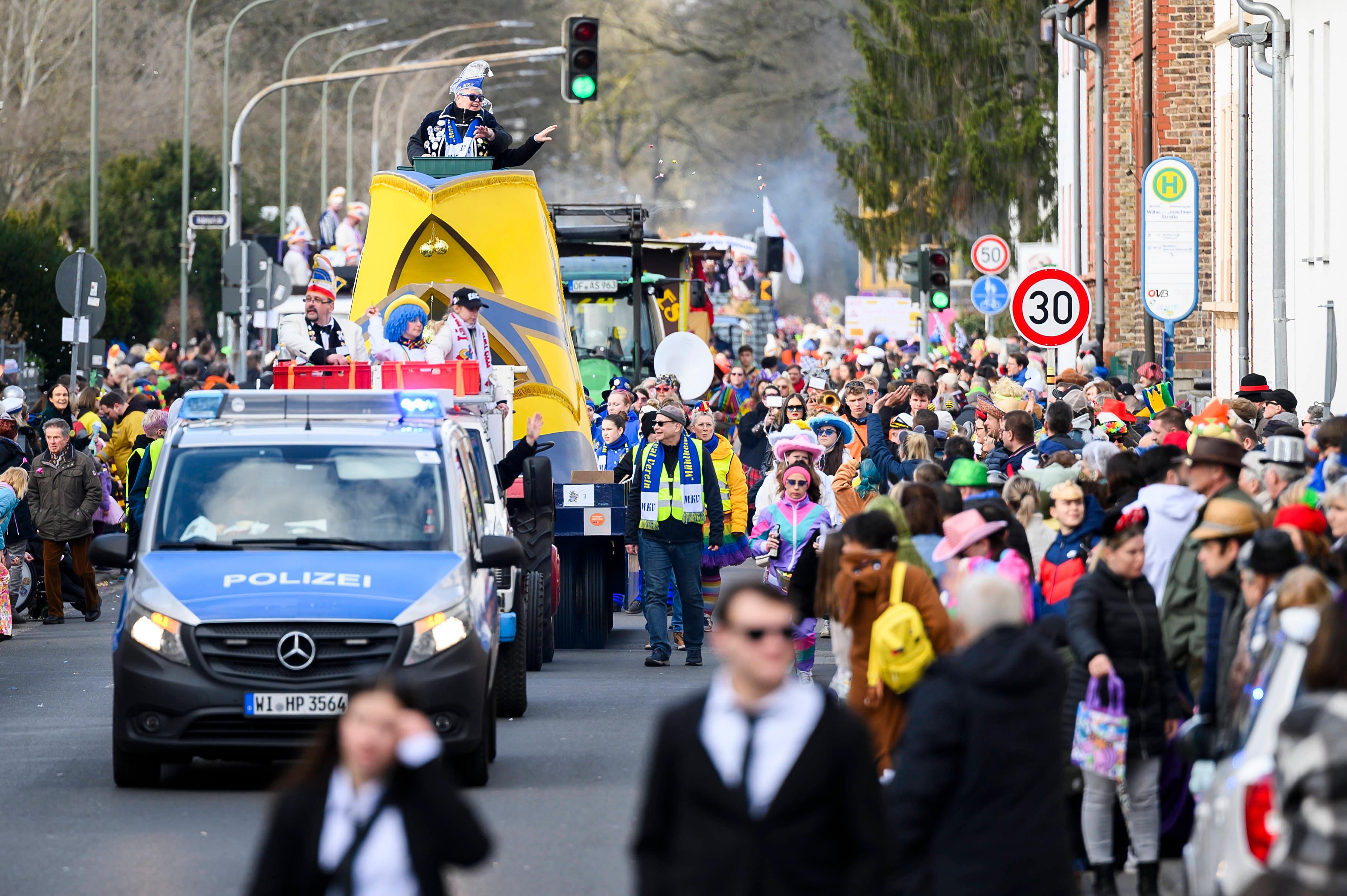 Rechte Parolen beim Faschingszug - Schon wieder Rassismus-Eklat in Bayern
