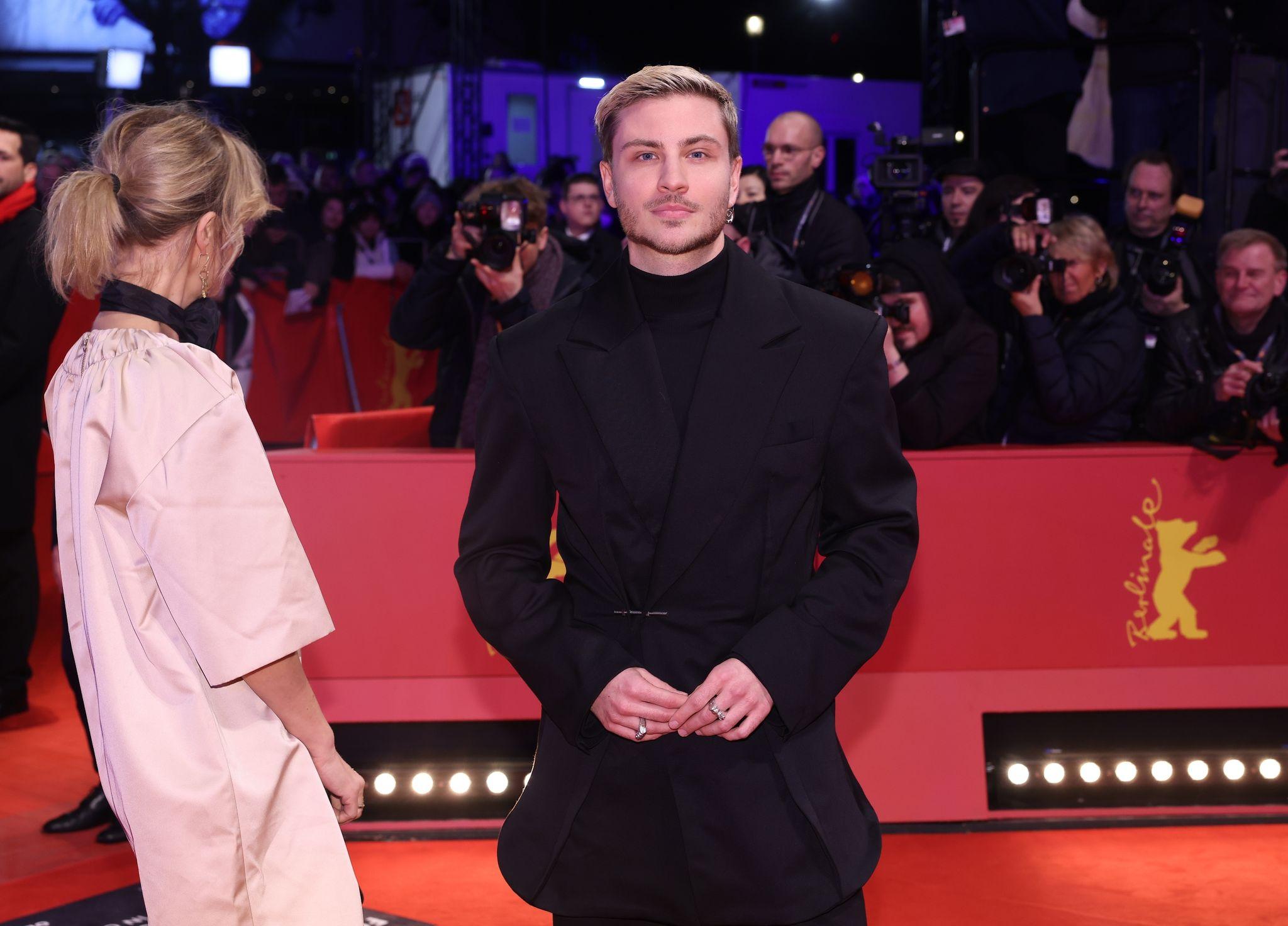 Jannik Schümann muss bei Lachanfällen Dreh verlassen