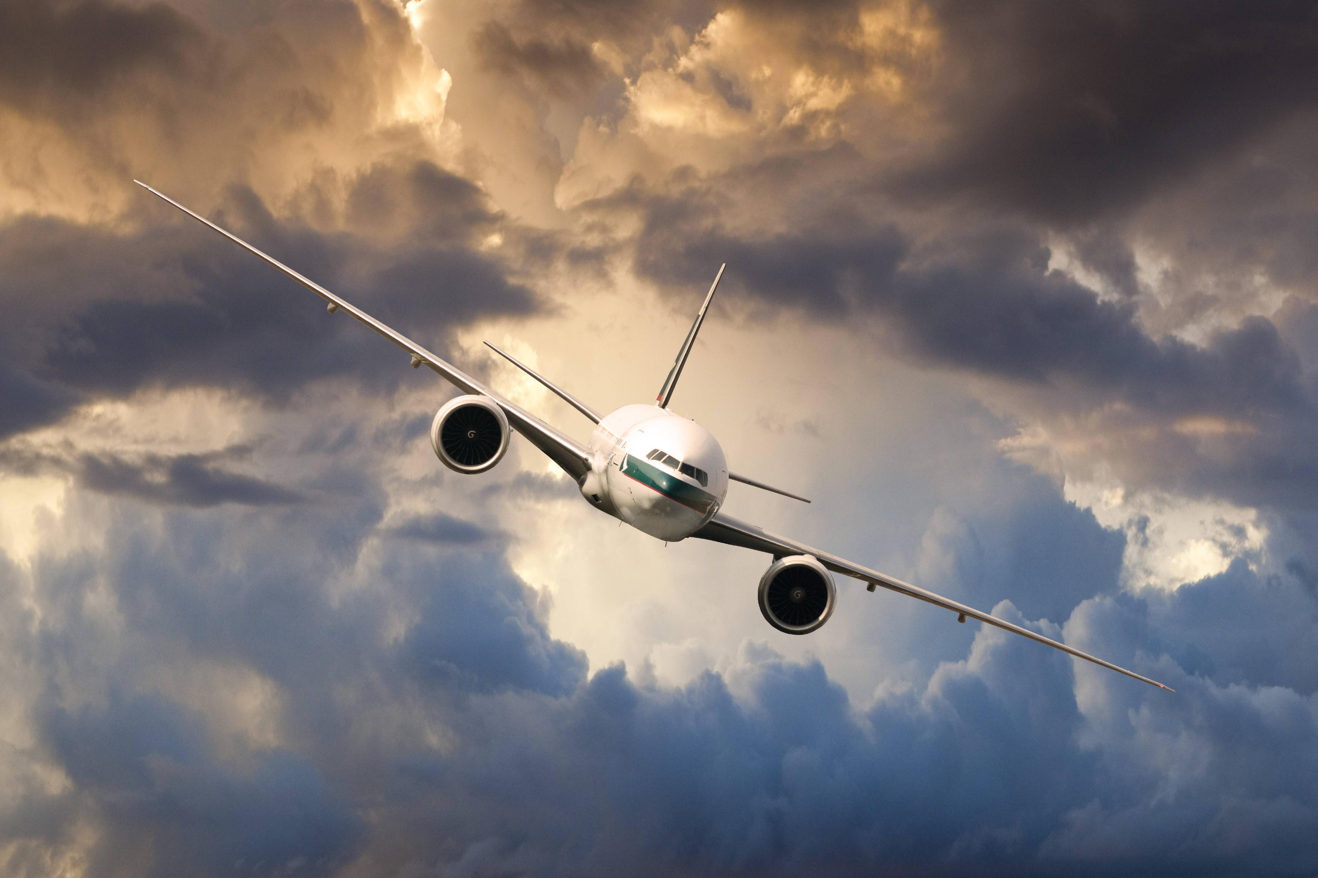 Flugzeug kurz nach Start von Blitz getroffen: Mann macht besondere ...